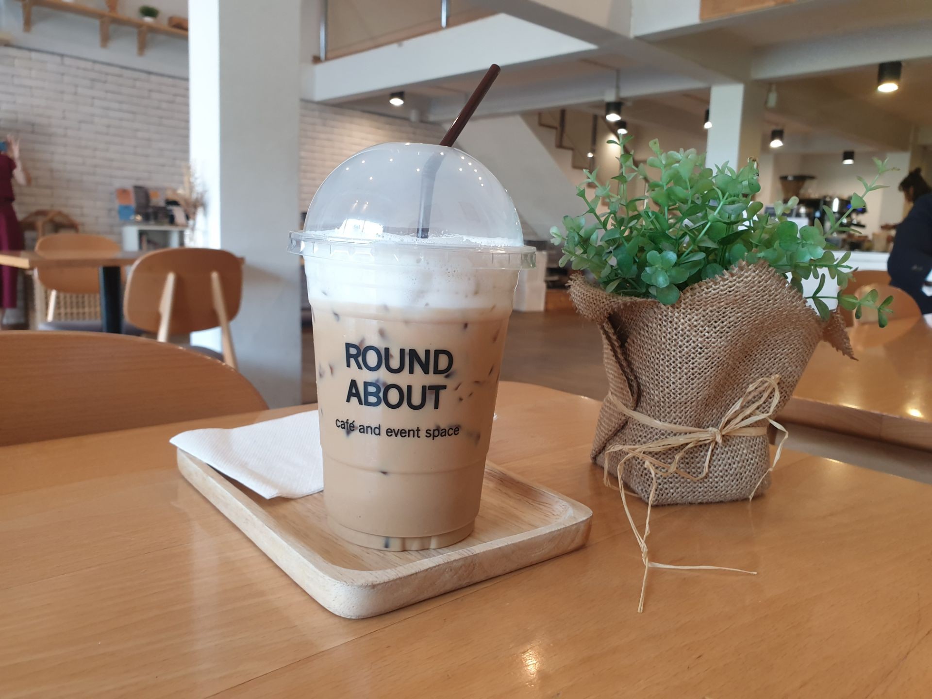 รีวิว ROUND ABOUT CAFE - Cafe & WorkSpace นั่งชิลได้ทั้งวัน