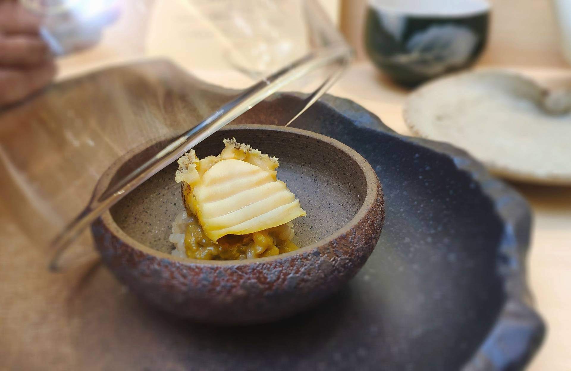 アワビ Ezo Awabi (Live Abalone) • หอยเป่าฮื้อกับซอสตับมันปู ร้าน Shokunin ...