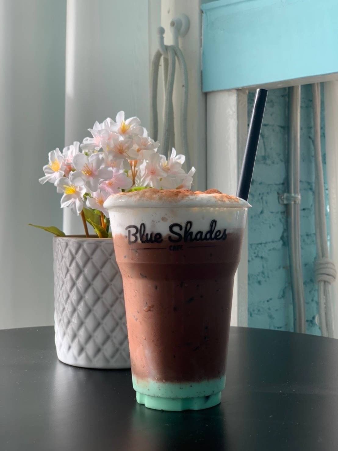 รีวิว Blue Shades Cafe - กาแฟเข้มข้นกลิ่นหอมละมุน