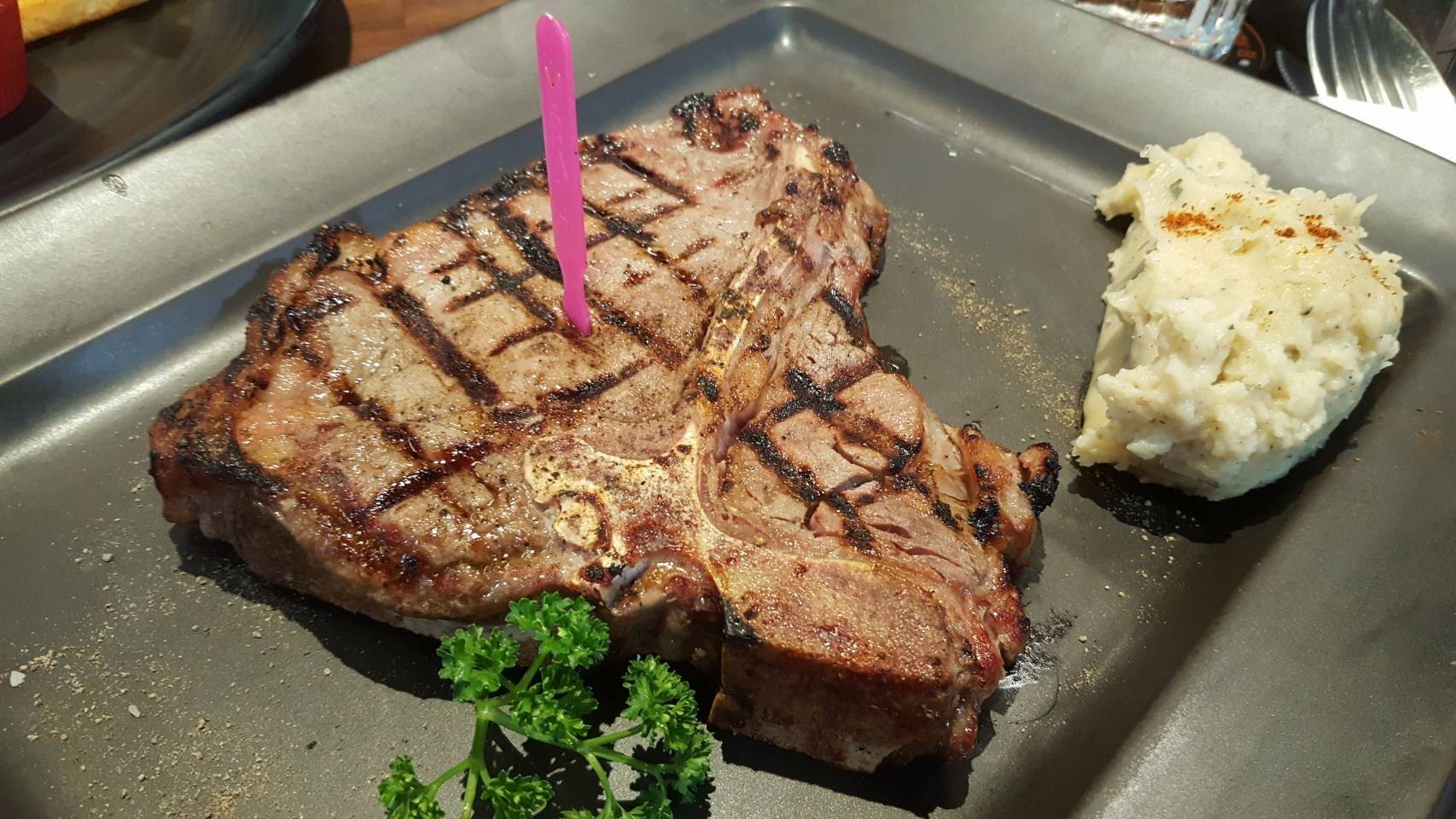 T bone Steak • Medium Rare จะปักไม้สีชมพู ร้าน The Beef Master by ...