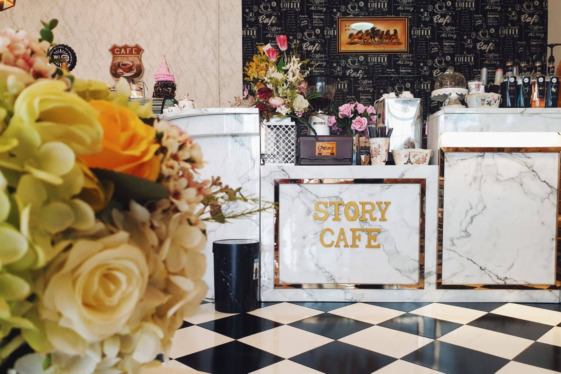 รีวิว Story Cafe - บรรยากาศร้านเหมาะกับคุณผู้หญิง มีของหวานเบเกอรี่ให้ ...