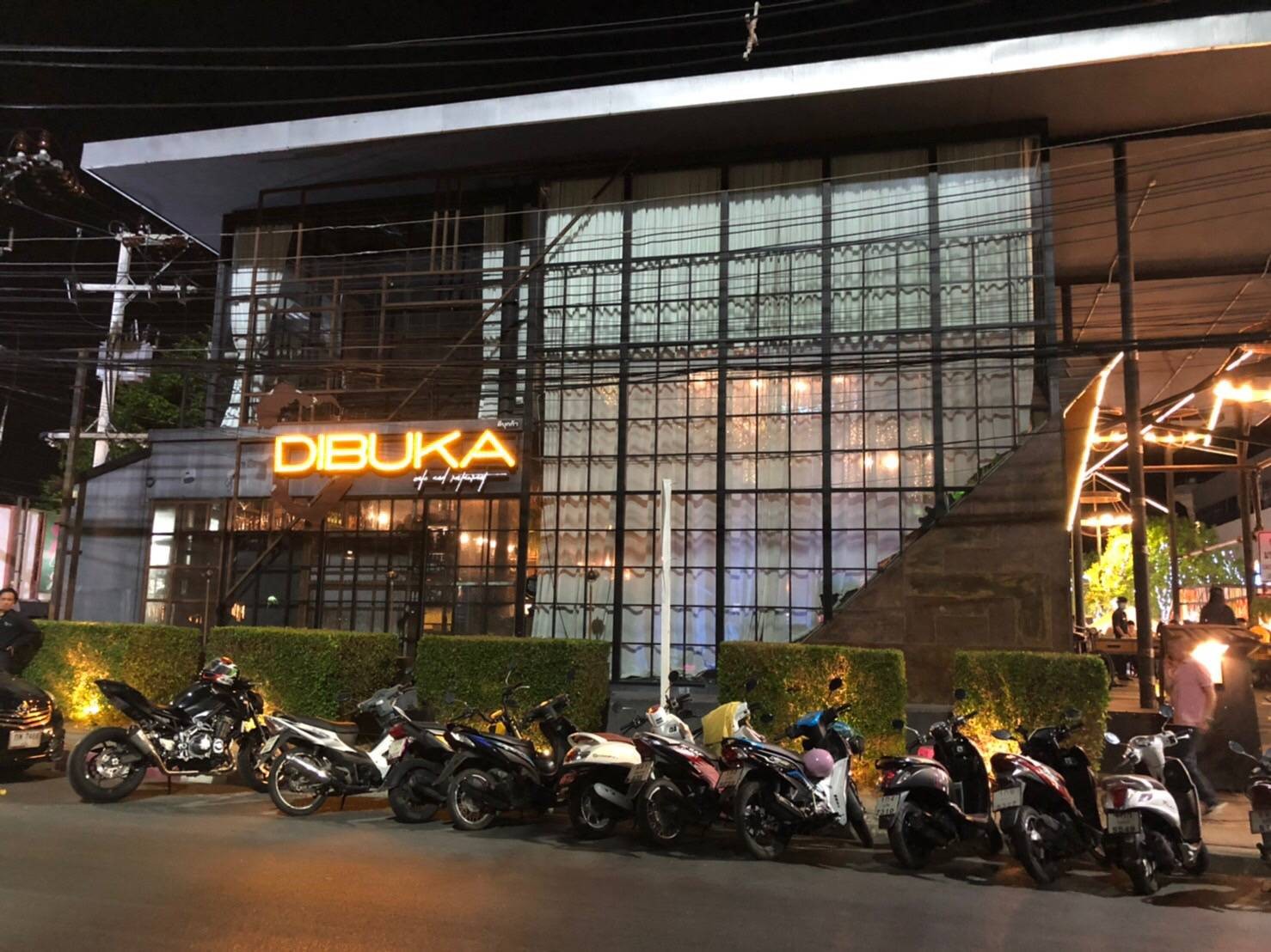 รีวิว DIBUKA Cafe & Restaurant - ร้านนั่งชิว ฟังเพลง ยามค่ำคืน