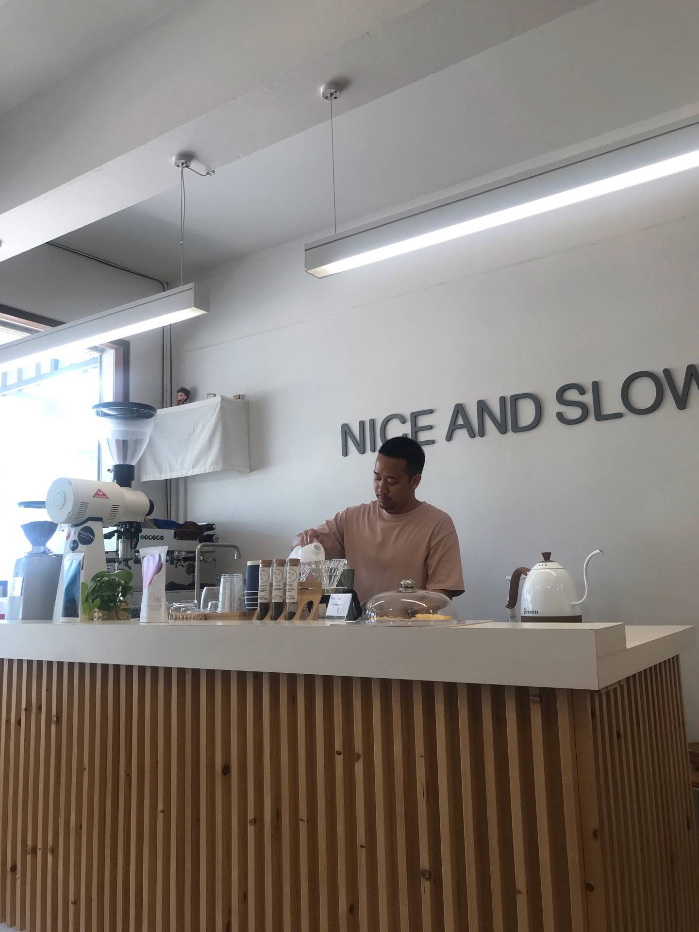 รีวิว NICE AND SLOW COFFEE Sriracha - Minimal เล็กๆ เป็นกันเอง