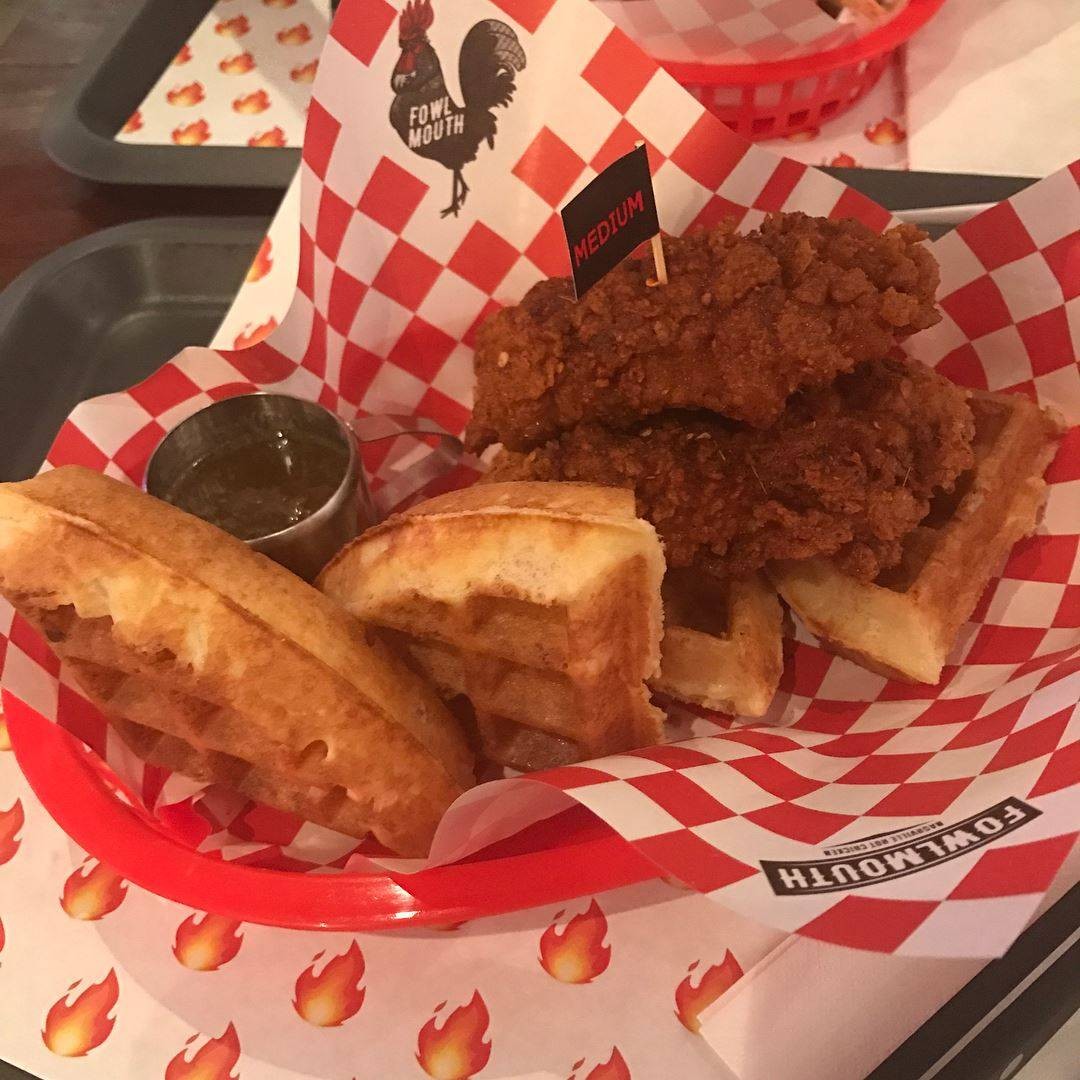 รีวิว Fowlmouth The Common Thonglor - ไก่ทอดแบบเผ็ดและวาฟเฟิลที่เนื้อ ...