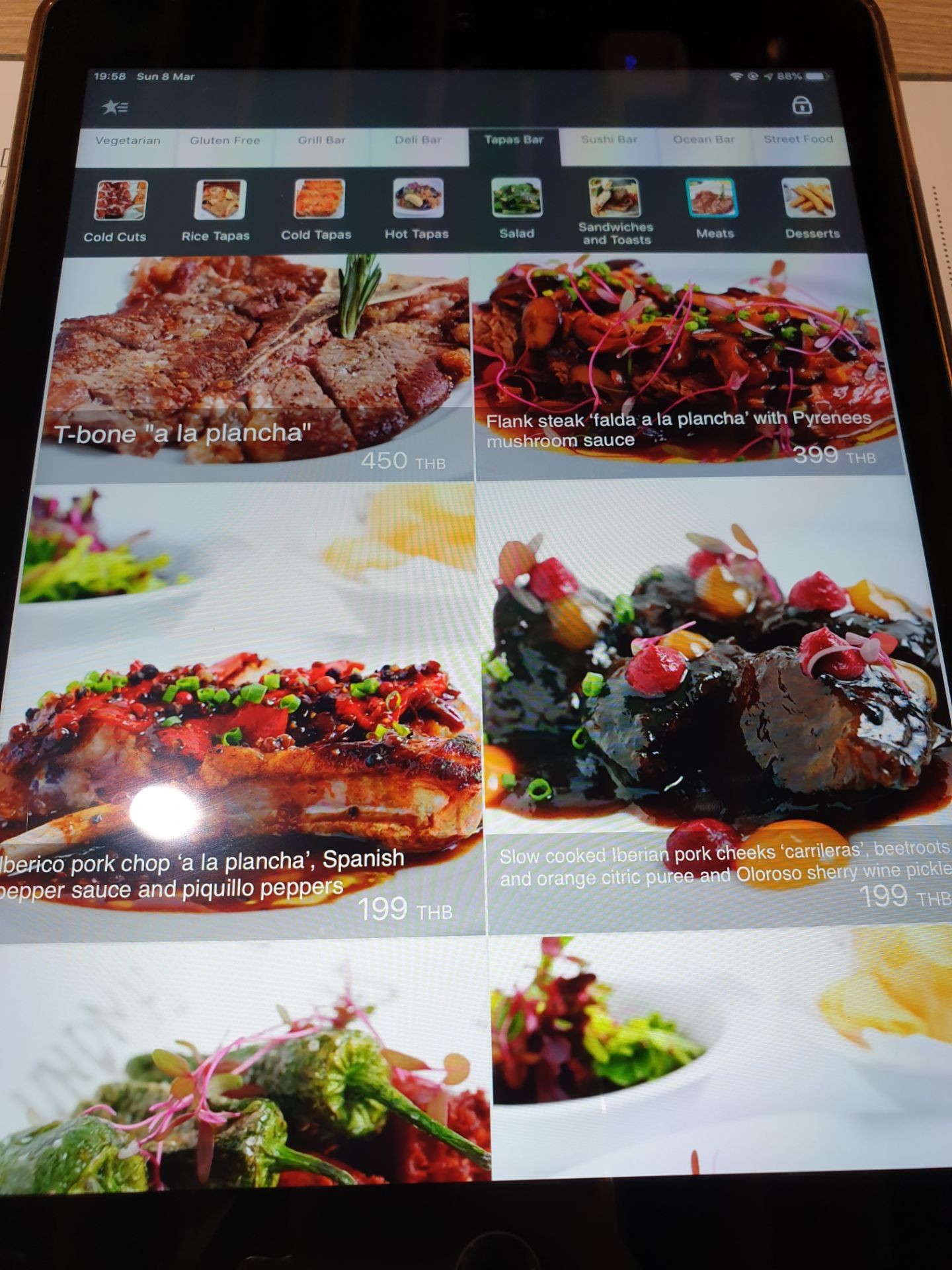 รีวิว Tops Eatery Chidlom - อาหารหลากหลายเมนู และอร่อย ไม่น่าเชื่อ