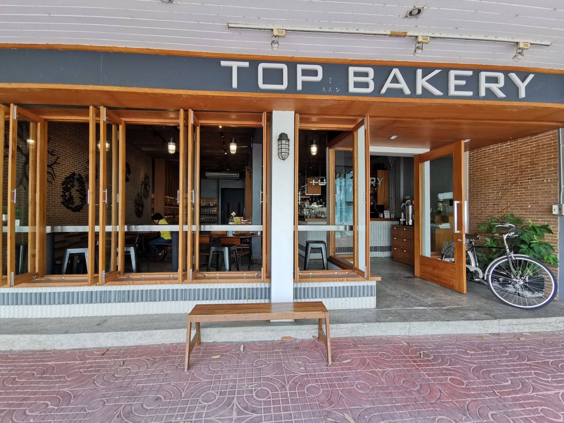 รีวิว TOP Bakery - อร่อยครบคาวหวาน และของฝาก