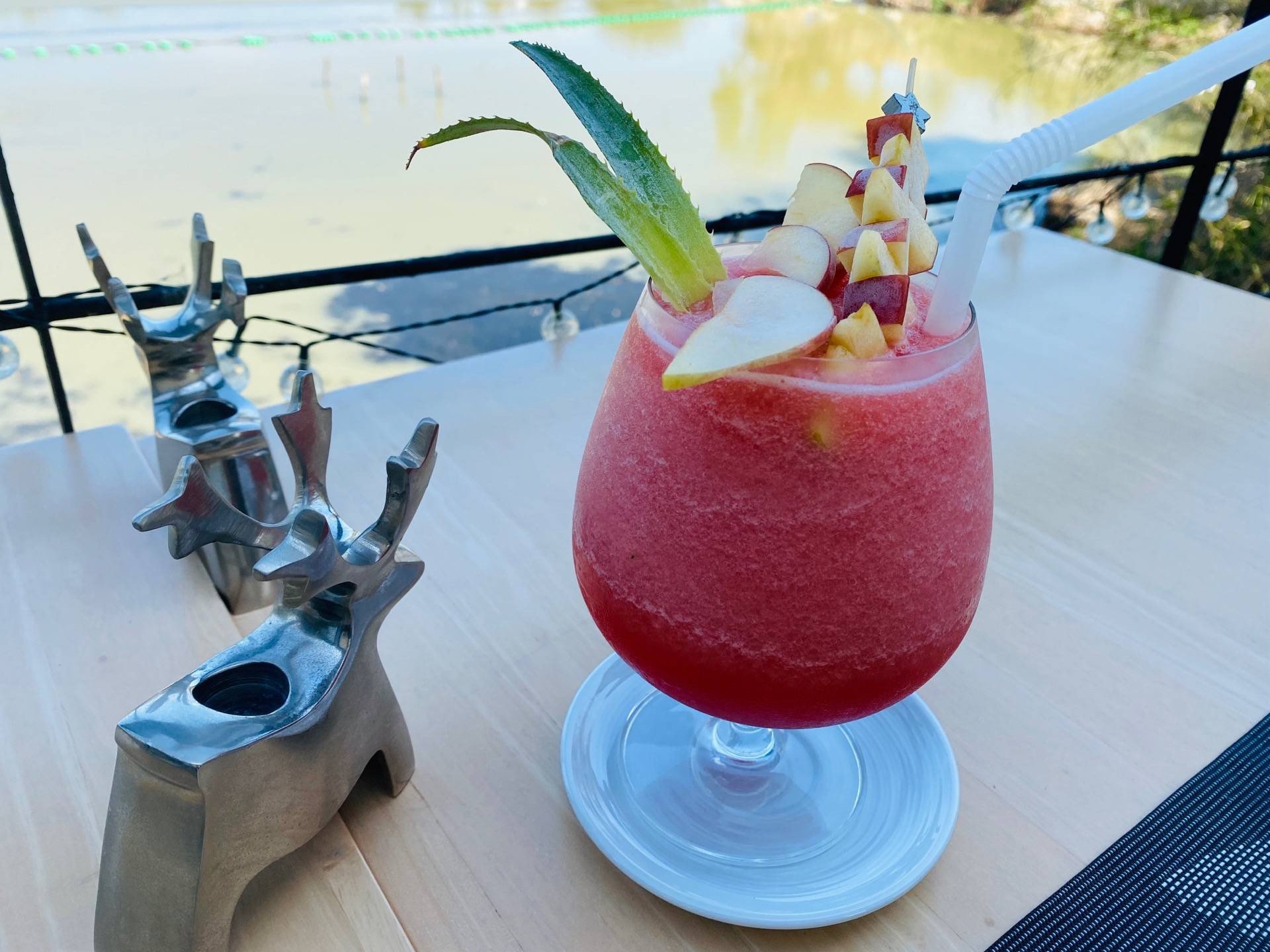 รีวิว The Lake Chalong Cafe - 湖景咖啡厅（超级棒的视角）