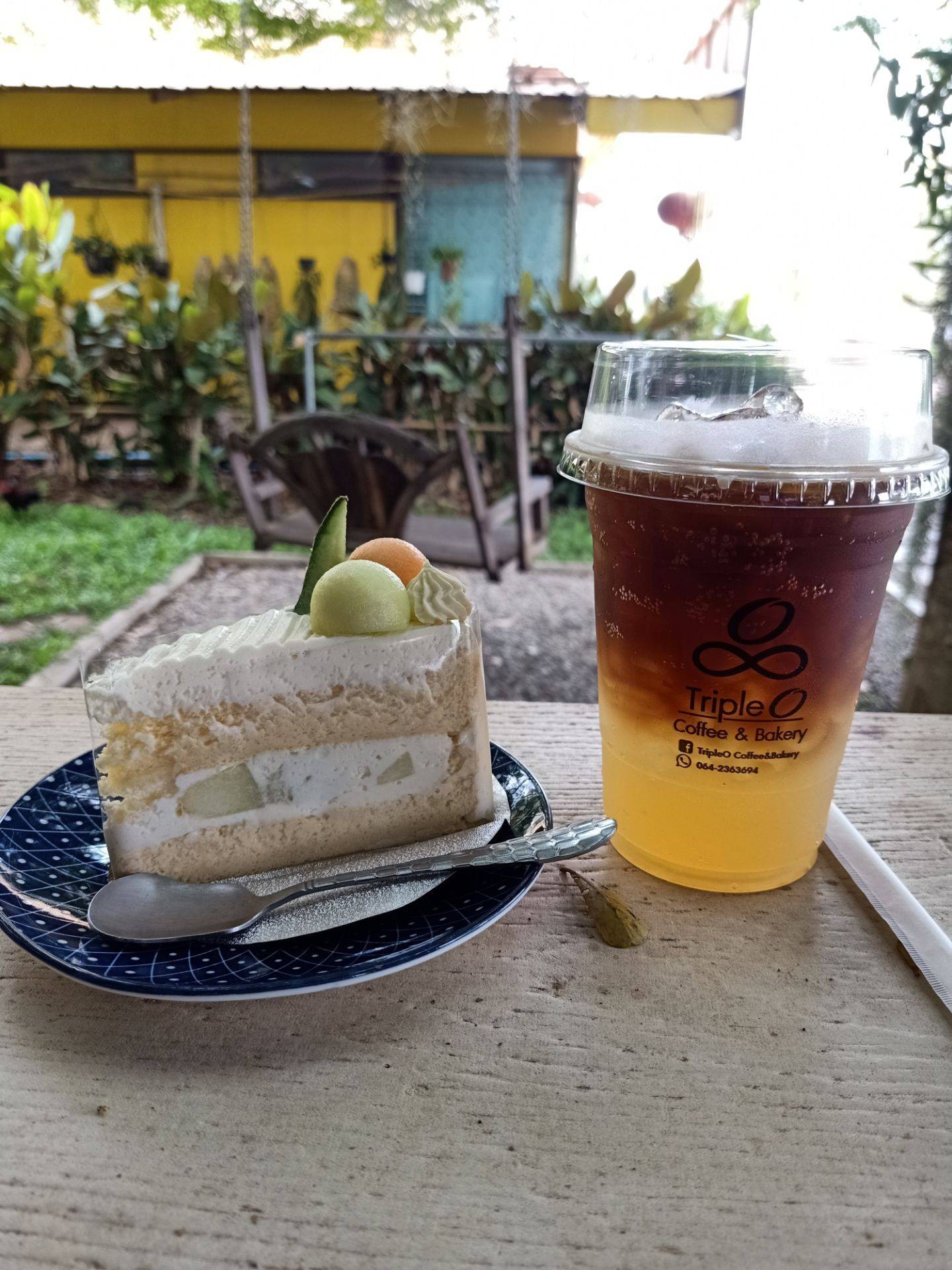 กาแฟวิตซี เค้กเมล่อนซูเฟล่ ร้าน Triple O Coffee & Bakery