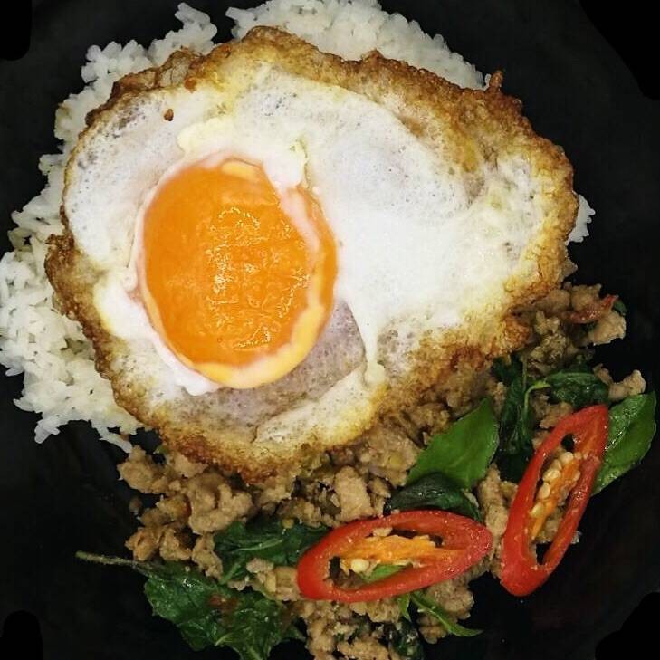 ข้าวกะเพราหมูสับ (จัมโบ้)+ไข่ดาวเป็ดลาวา • image ร้าน Moomgapao สุขุมวิท 71 ในปั๊ม PT (ปากซอย ...