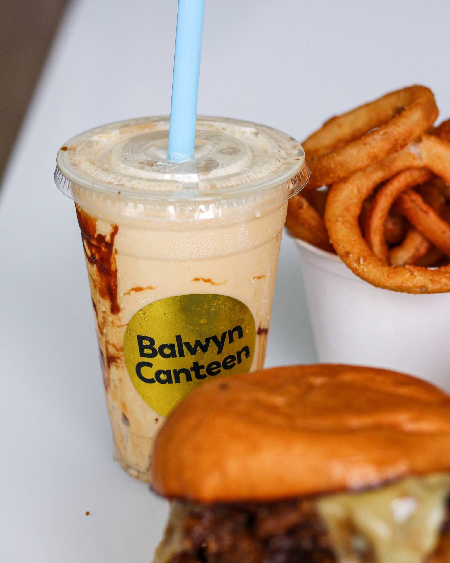 รีวิว Balwyn Canteen - Insane burgers 🍔 and super thic shakes 🍦🥤 you ...
