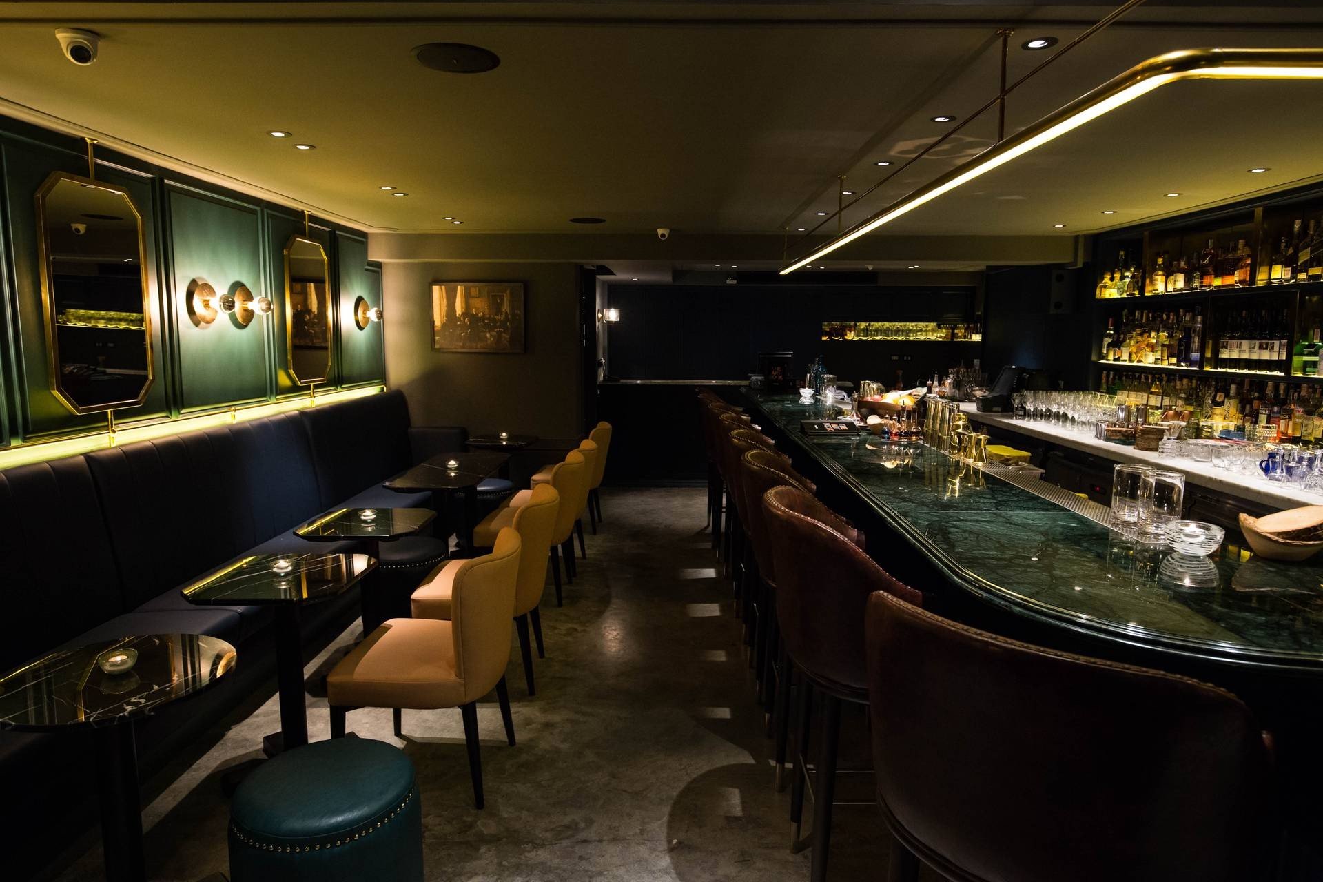 "Vesper" แม้วันนี้บาร์จะปิดอยู่ แต่เมื่อเปิดให้บริการได้ก็พร้อมทำงาน