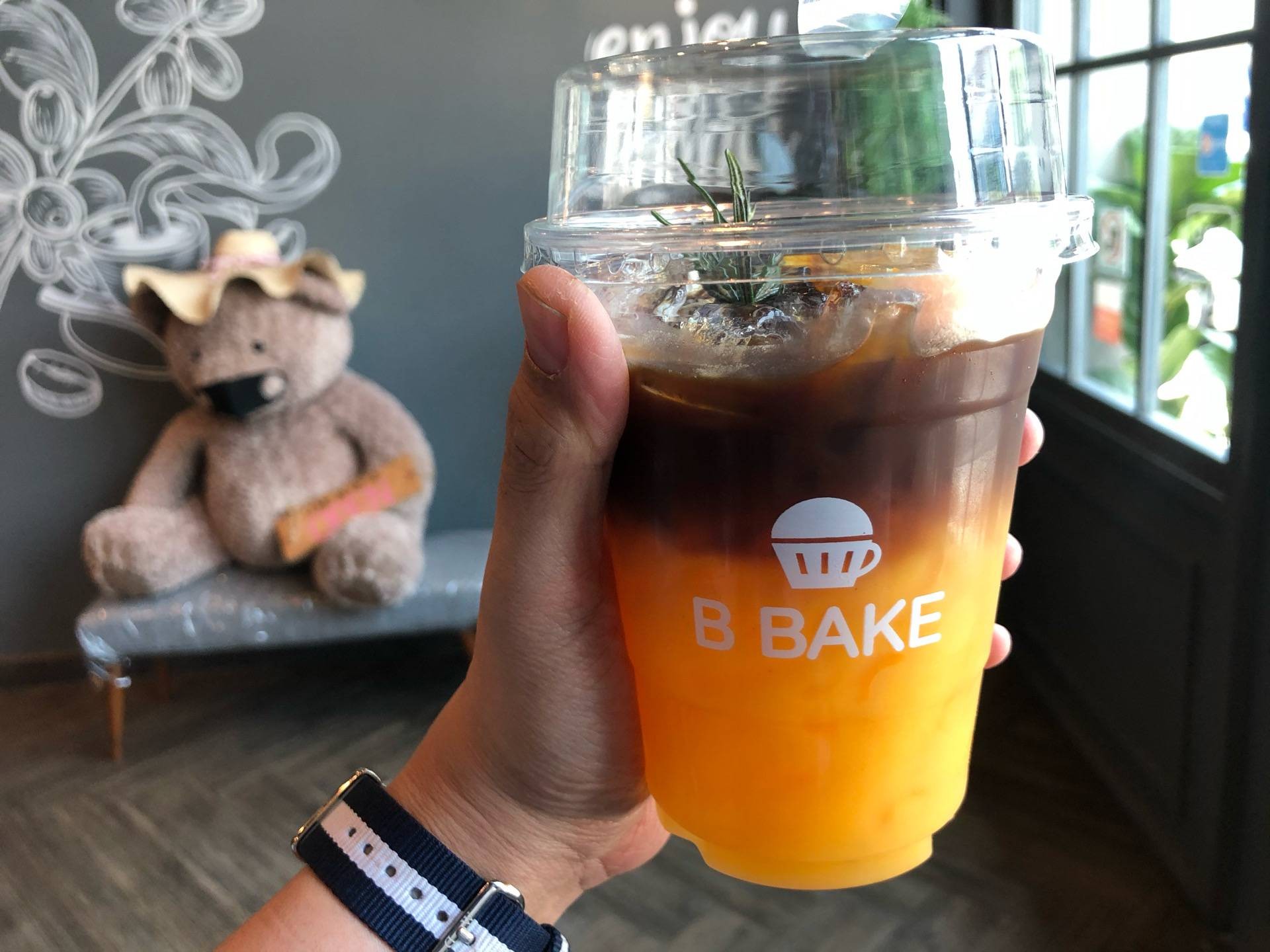 รีวิว B Bake - พึ่งเคยมา มีหลายเครื่องดื่มให้เราเลือก และยังมีเบเกอรี่ ...
