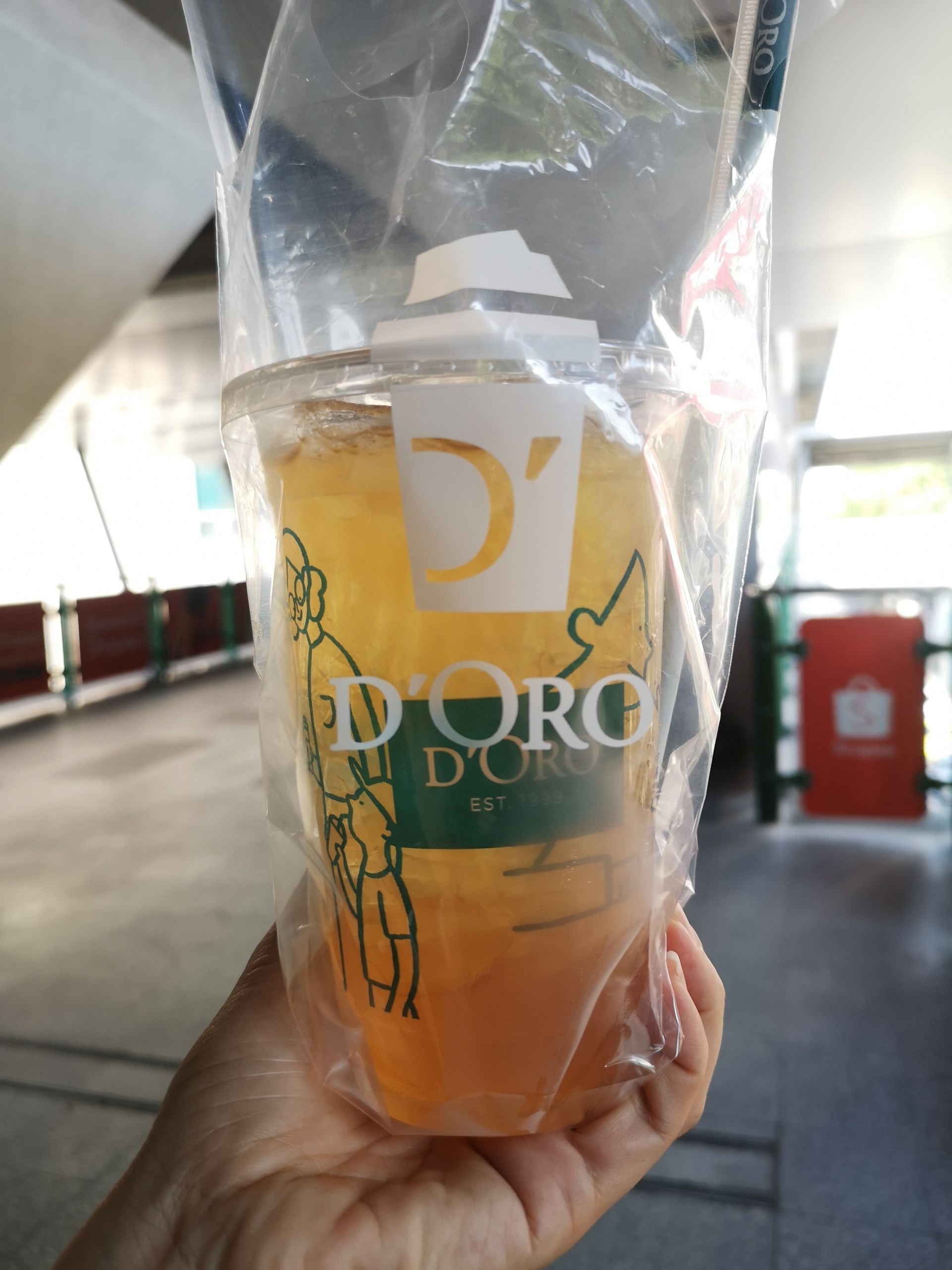 รีวิว D’oro Coffee BTS ชิดลม - เติมความสดชื่นด้วยชาไวลด์เบอร์รี่