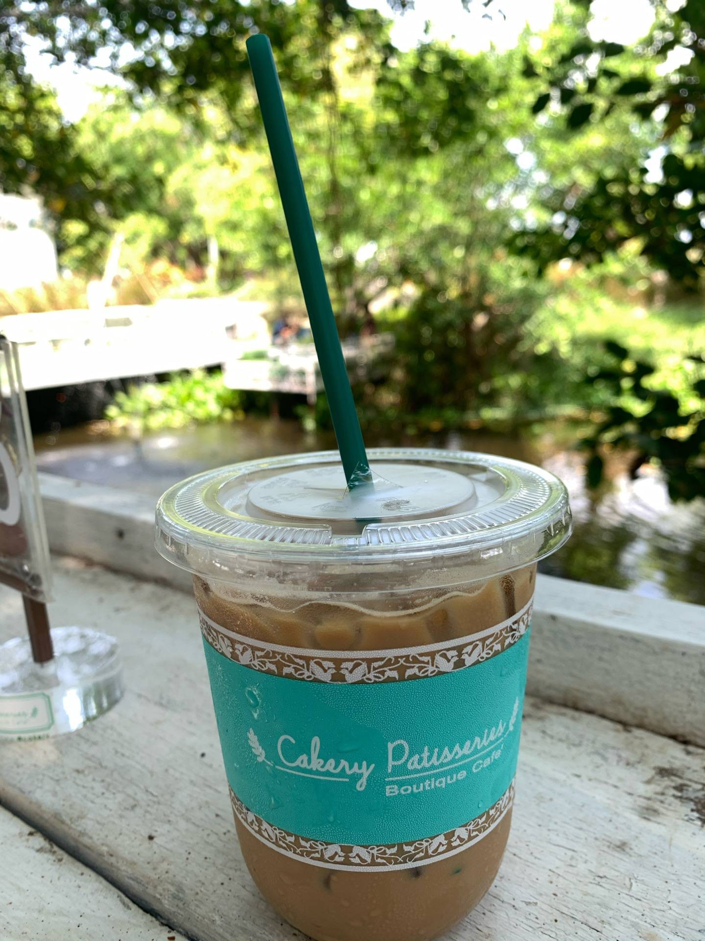 รีวิว เค้กเกอรี่ พาทิซเซอรี่ส์ บูธีค คาเฟ่ อ่างศิลา - กาแฟอร่อย ร้านสวย ...