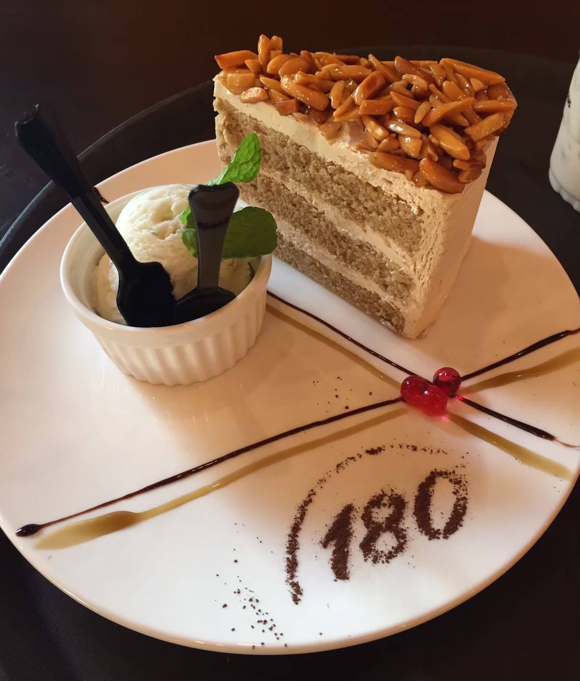 รูป 180 cafe 180 All Day All Season Hostel - Wongnai