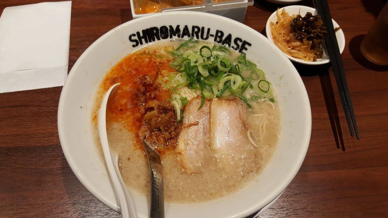 รีวิว Ippudo Shiromaru-base Ramen - ราเมนอร่อยมาก ใกล้สถานี Namba