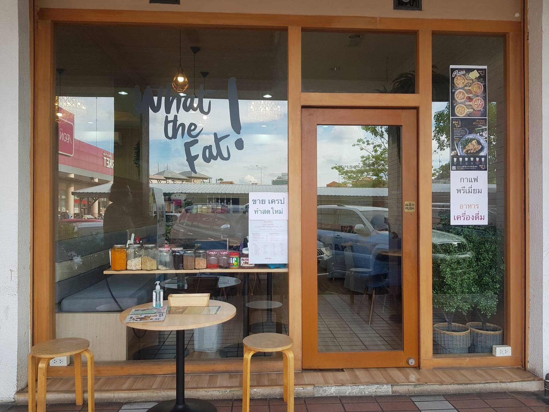 รีวิว What The Fat! Cafe & Bistro - มีครบหมด ทั้งคาว หวาน และเครื่องดื่ม