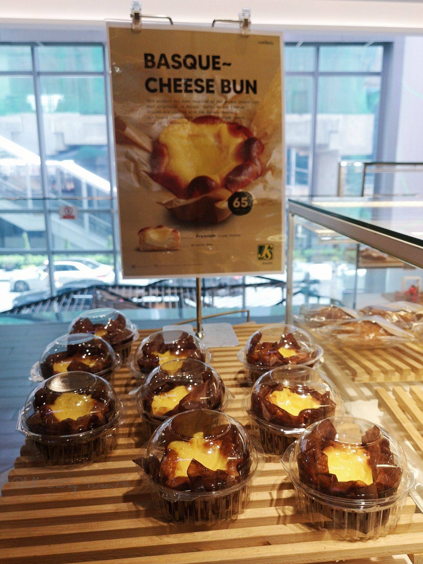 Basque Cheese Bun • หน้าตาน่าทาน ร้าน J's bakery