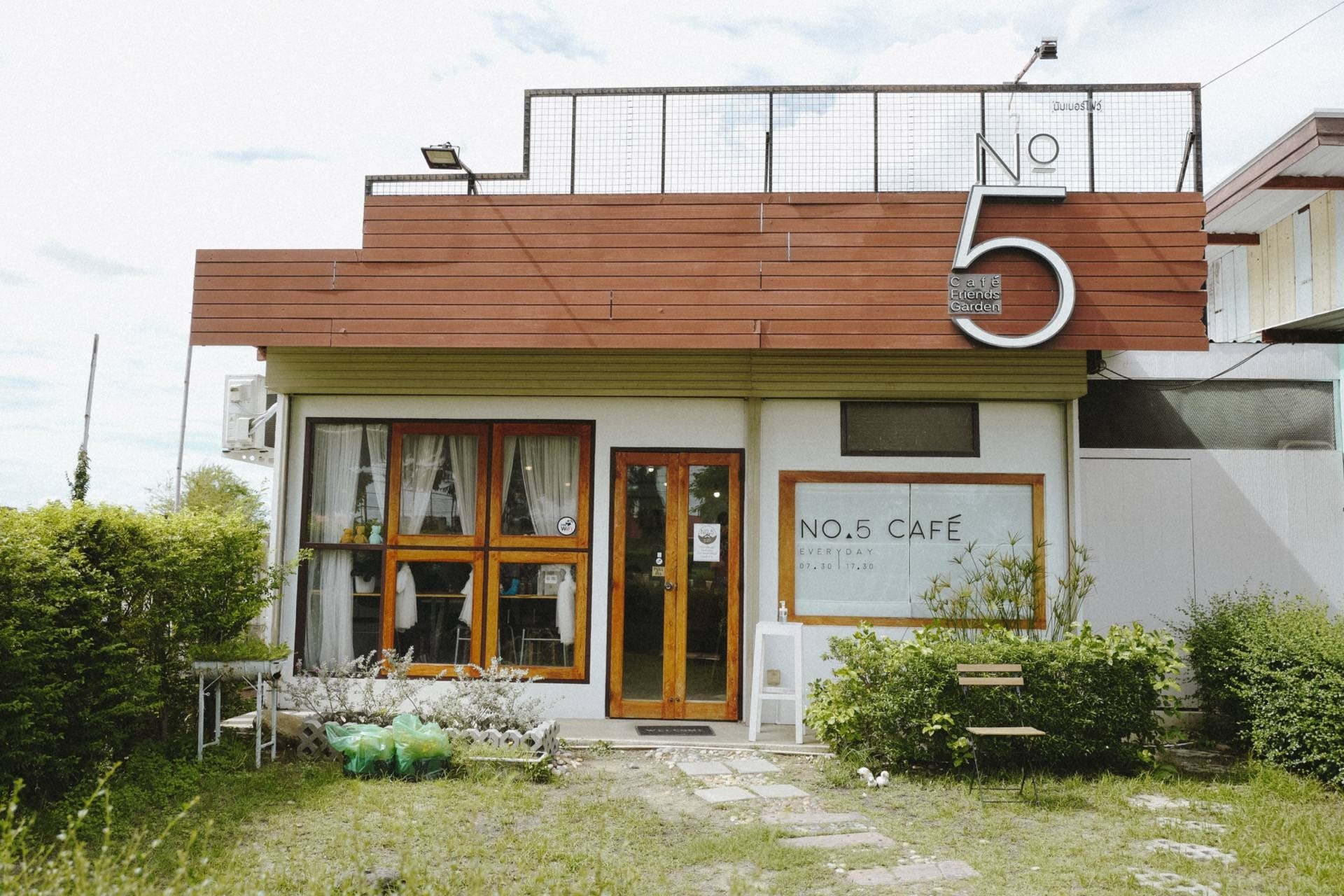 รีวิว No.5 cafe friends garden - ขับรถออกมานอกเมืองนิดหน่อย แต่คุ้มกับ ...