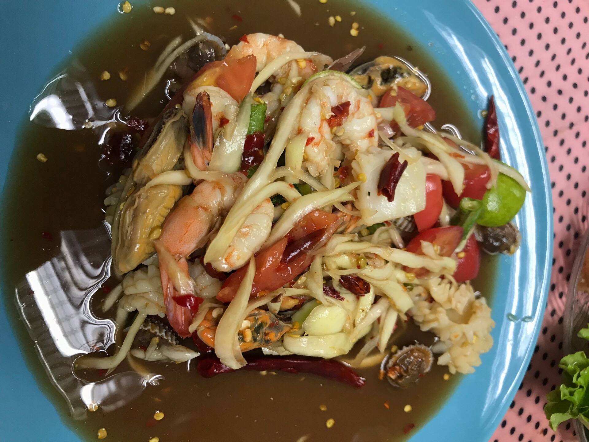 ยำทะเลเดือดน้ำปลาร้า ร้าน ขวัญใจ ยำมะม่วงปูม้า ตลาดสดโต้รุ่งทวีผล ศูนย์ ...