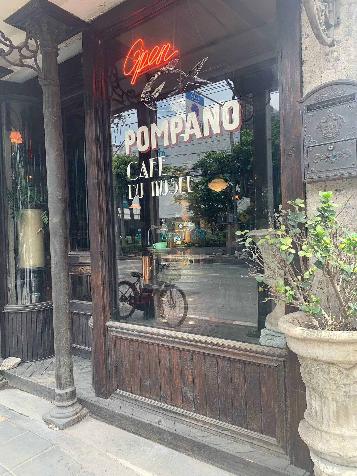 รีวิว Pompano Café du Musée เอกมัย 15 - ร้านกาแฟเก๋ๆ ริมถนนเอกมัย ซอย 15 จอดรถข้างร้านได้2 คัน ...
