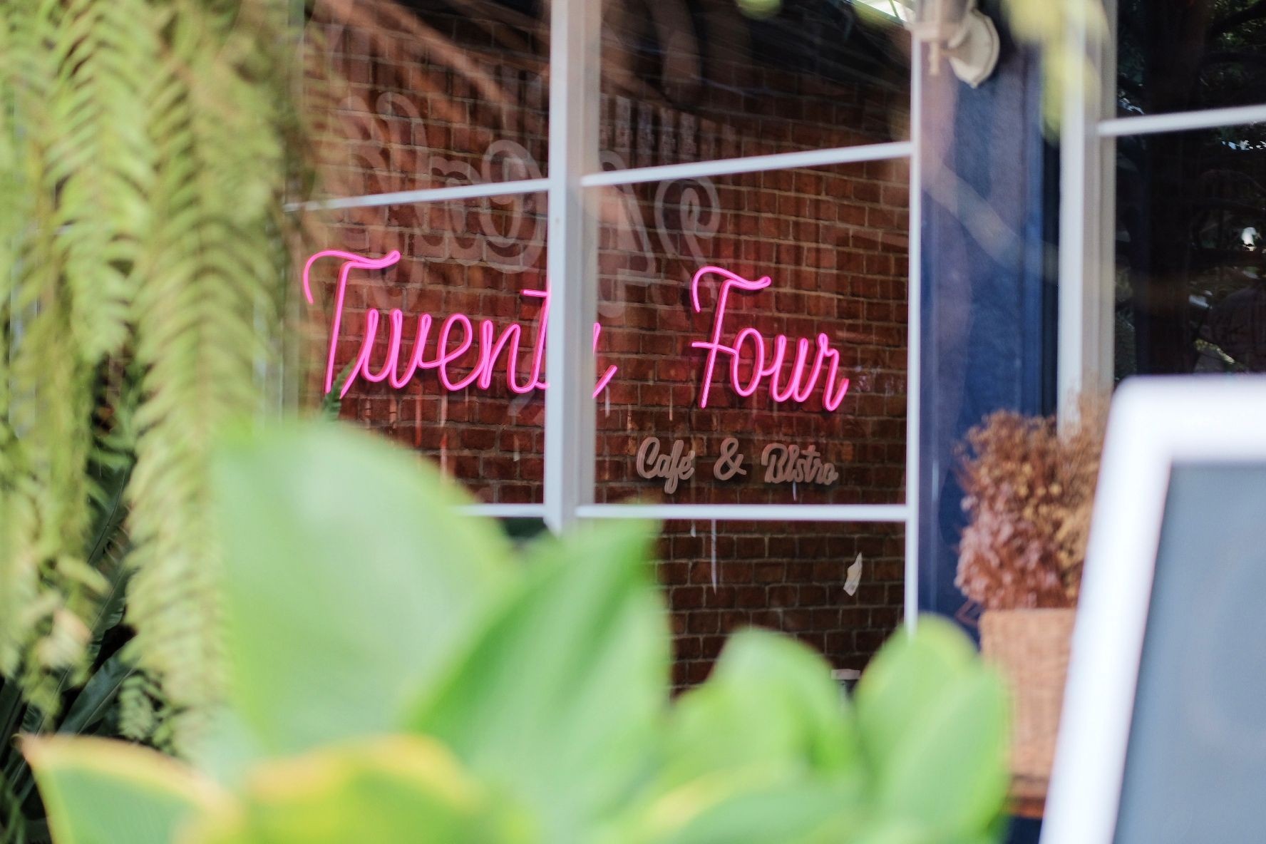 รีวิว 24 Cafe' & Bistro - อิ่มครบทั้งคาวและหวาน - Wongnai