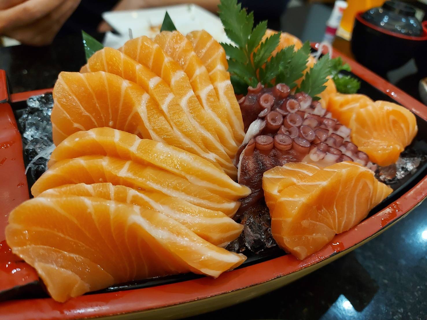 แซลม่อนซาซิมิ • ยกพลขึ้นบก ร้าน KIN Japanese Buffet & Ramen เซ็นทรัล ...