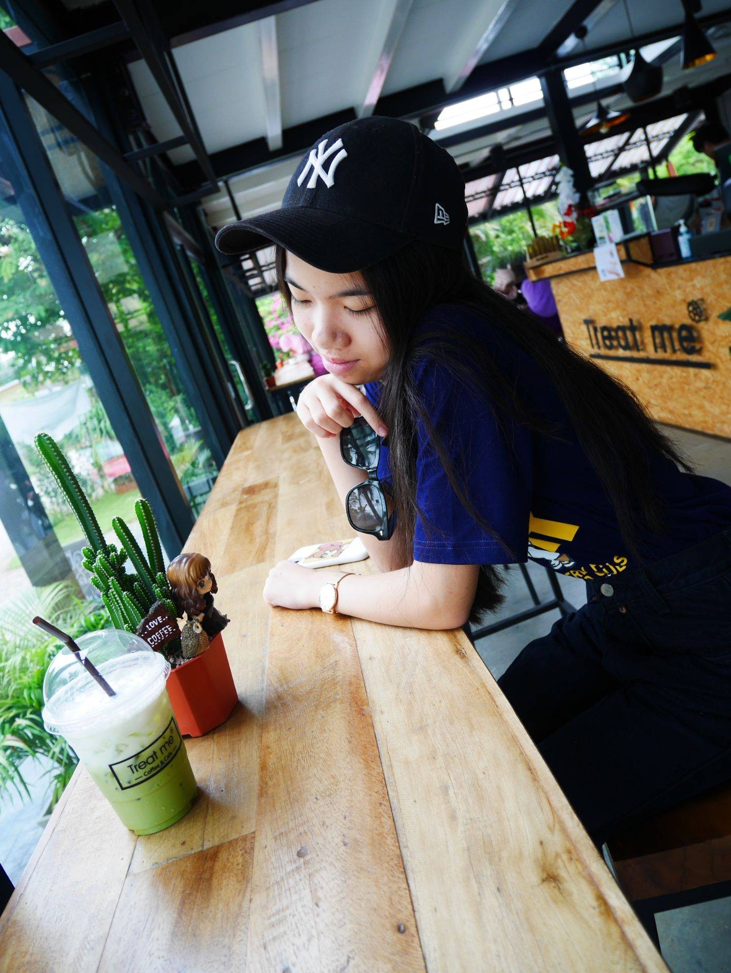 รีวิว Treat Me Coffee&cafe - บรรยากาศ ร้าน... กว้างขวาง แอร์ เย็น การ ...
