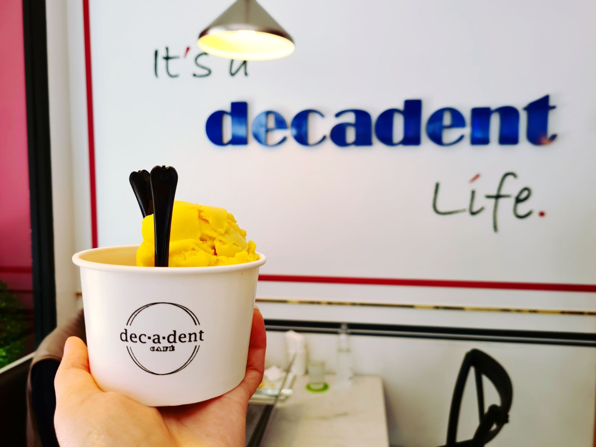 รีวิว Decadent Cafe - คาเฟ่น่าสนใจที่ the racquet club
