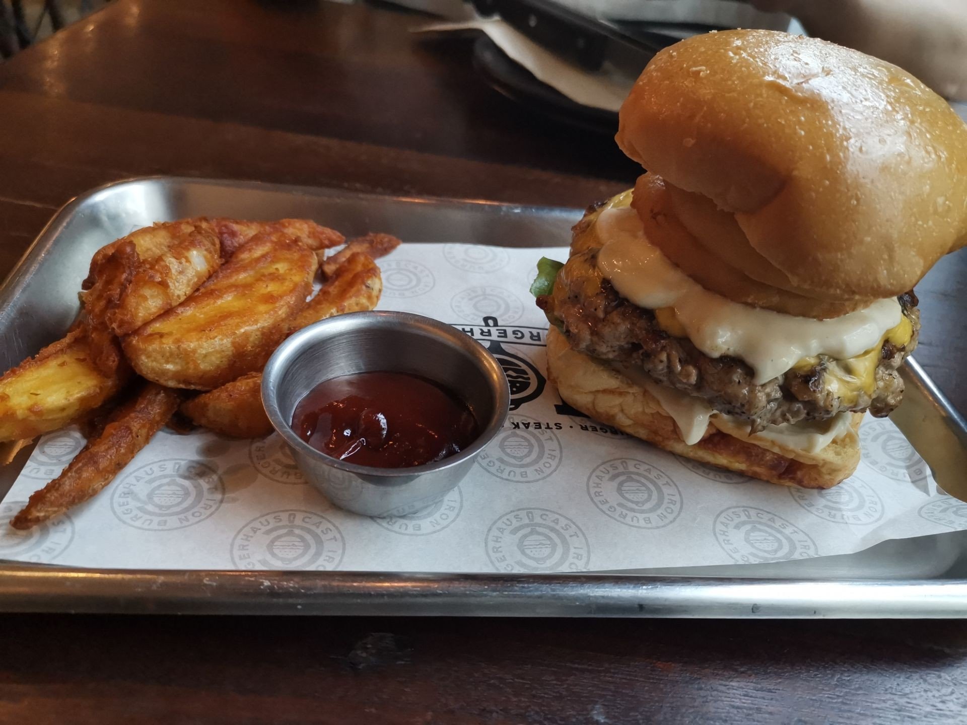 รีวิว Cast Iron Burgerhaus - Great value set @ 199 Baht - Wongnai