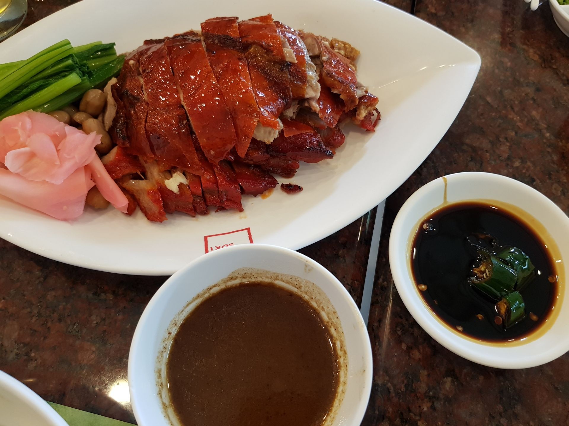 เป็ดย่าง + หมูกรอบ + หมูแดง ร้าน Ducki Suki - Wongnai
