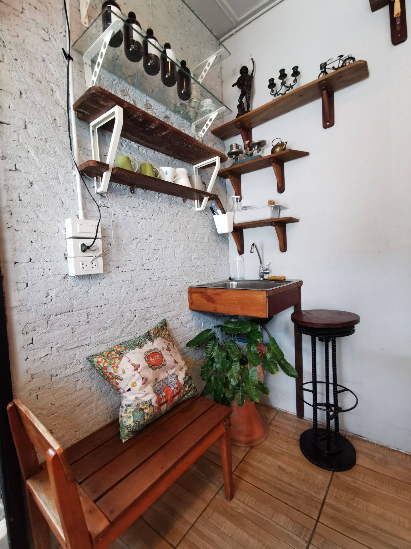 รีวิว Brew Alley Ratchayothin - - Home cafe แบบ minimal มีที่นั่งรอแบบชิวๆ
