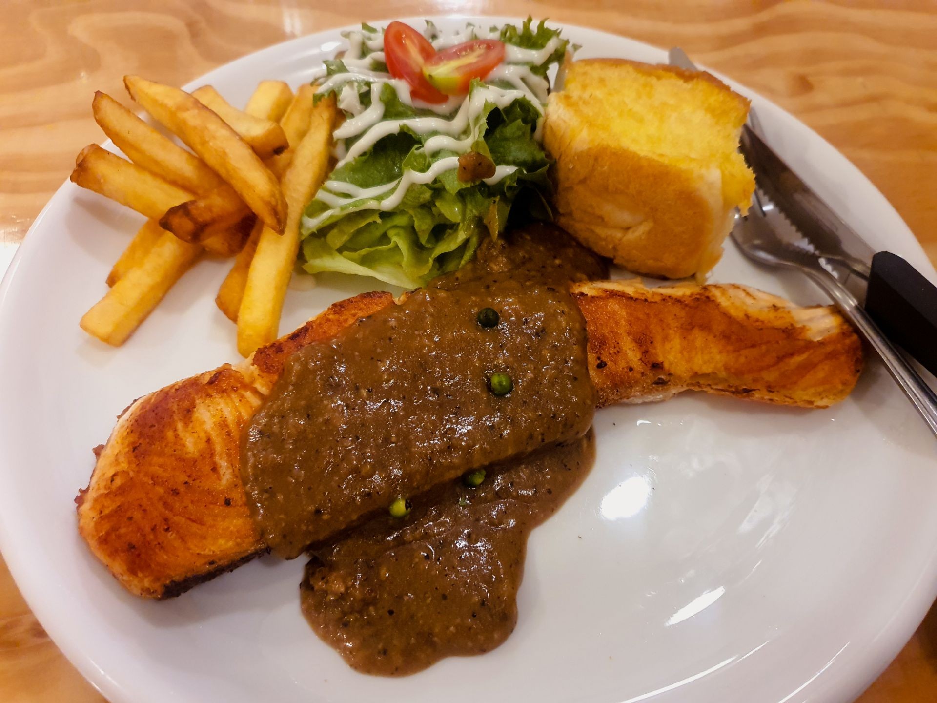 สเต็กปลาแซลม่อนซอสพริกไทย ร้าน Hello Steak บ่อวิน