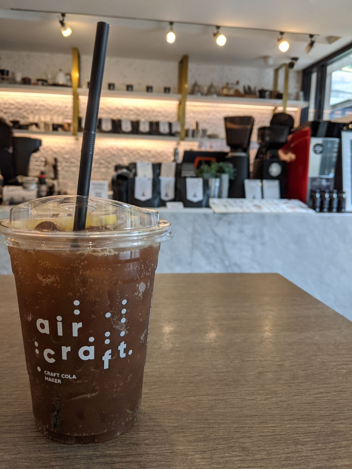 รีวิว aircraft cola ศาลาแดง ซอย 1 - สั่งโคล่า รสชาติดี แต่ใส่น้ำแข็งเยอะมากกกก ทำเหมือนร้านถูกๆ ...