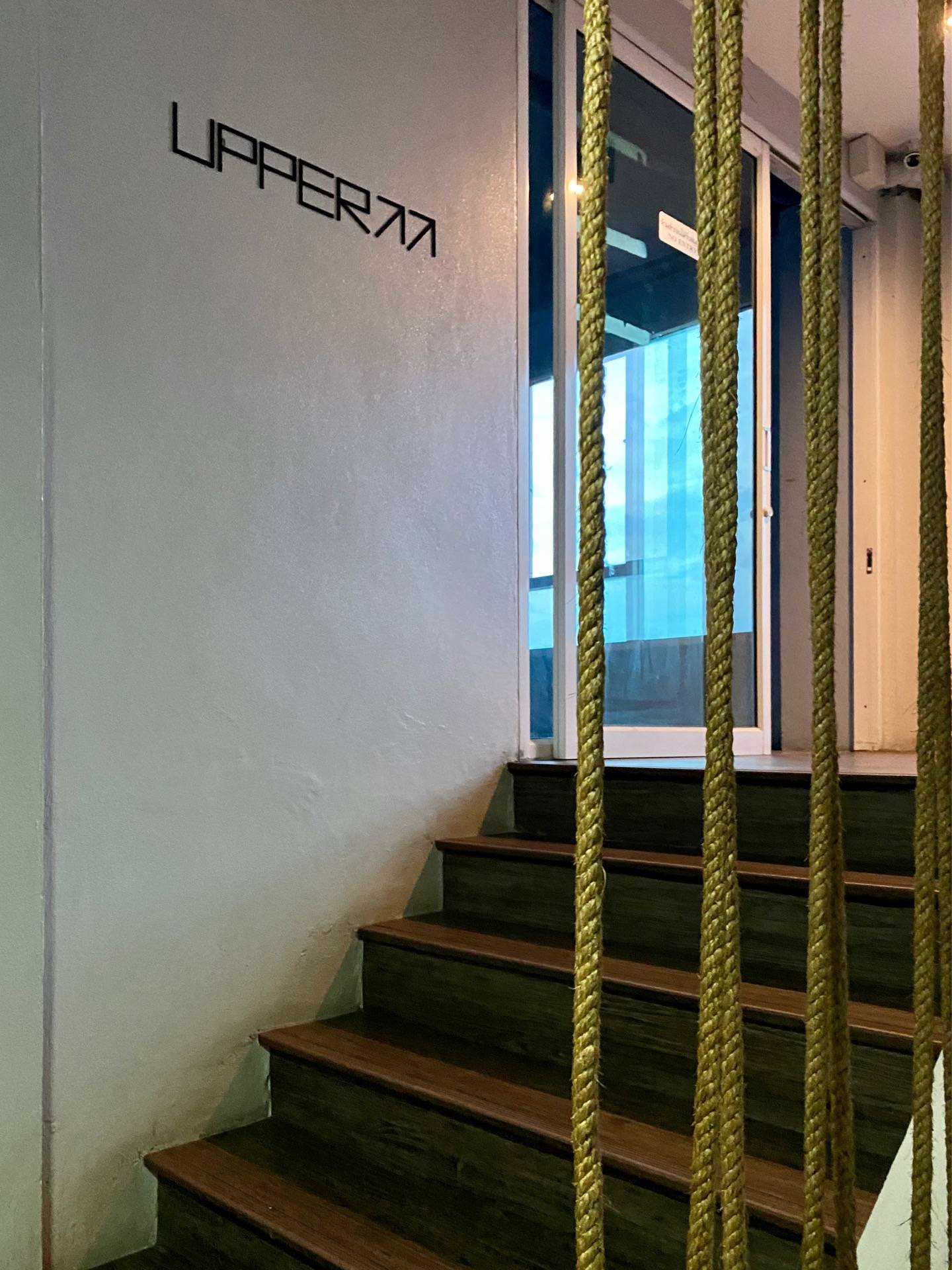 รีวิว The Upper Bar & Bistro กาญจนาภิเษก - บรรยากาศดี เพลงดี อาหารดี