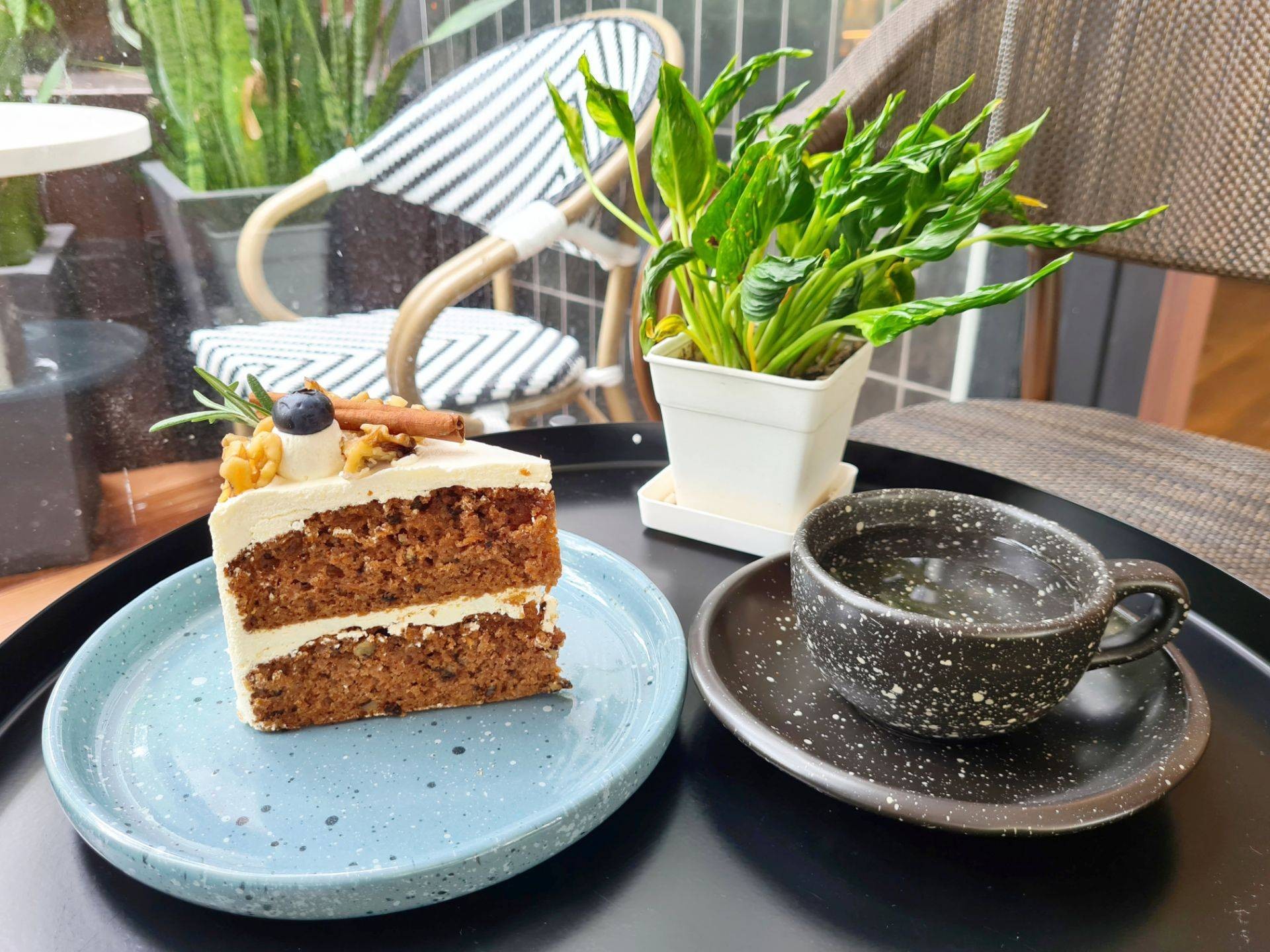 รีวิว Kush Cafe & Bacaro นางลิ้นจี่ - เค้กแครอทเนื้อนุ่มดีค่ะ