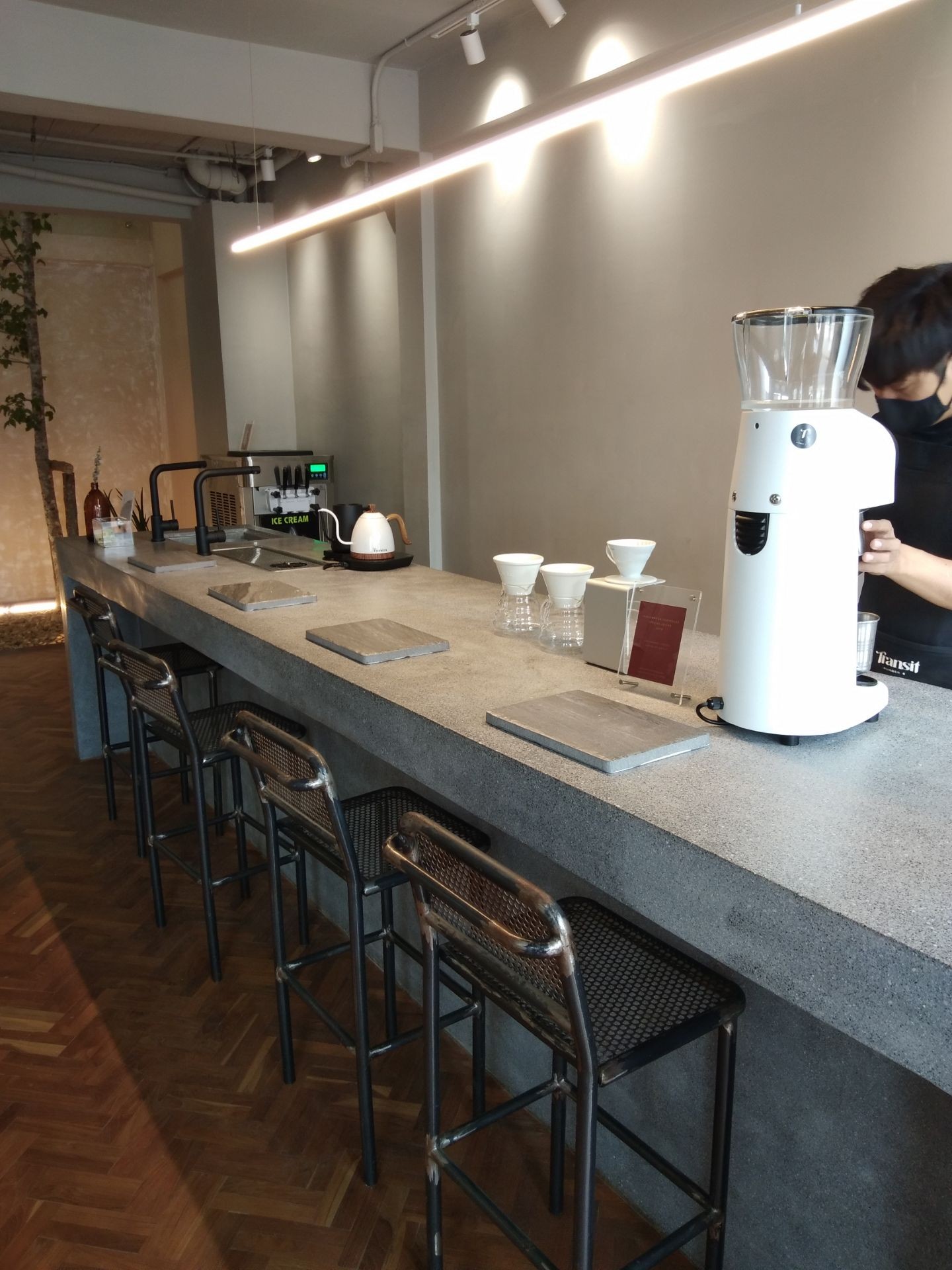 รีวิว Transit Number 8 - ร้านสวย กาแฟดี มีมุมสวยๆให้ถ่ายรูปเยอะ - Wongnai