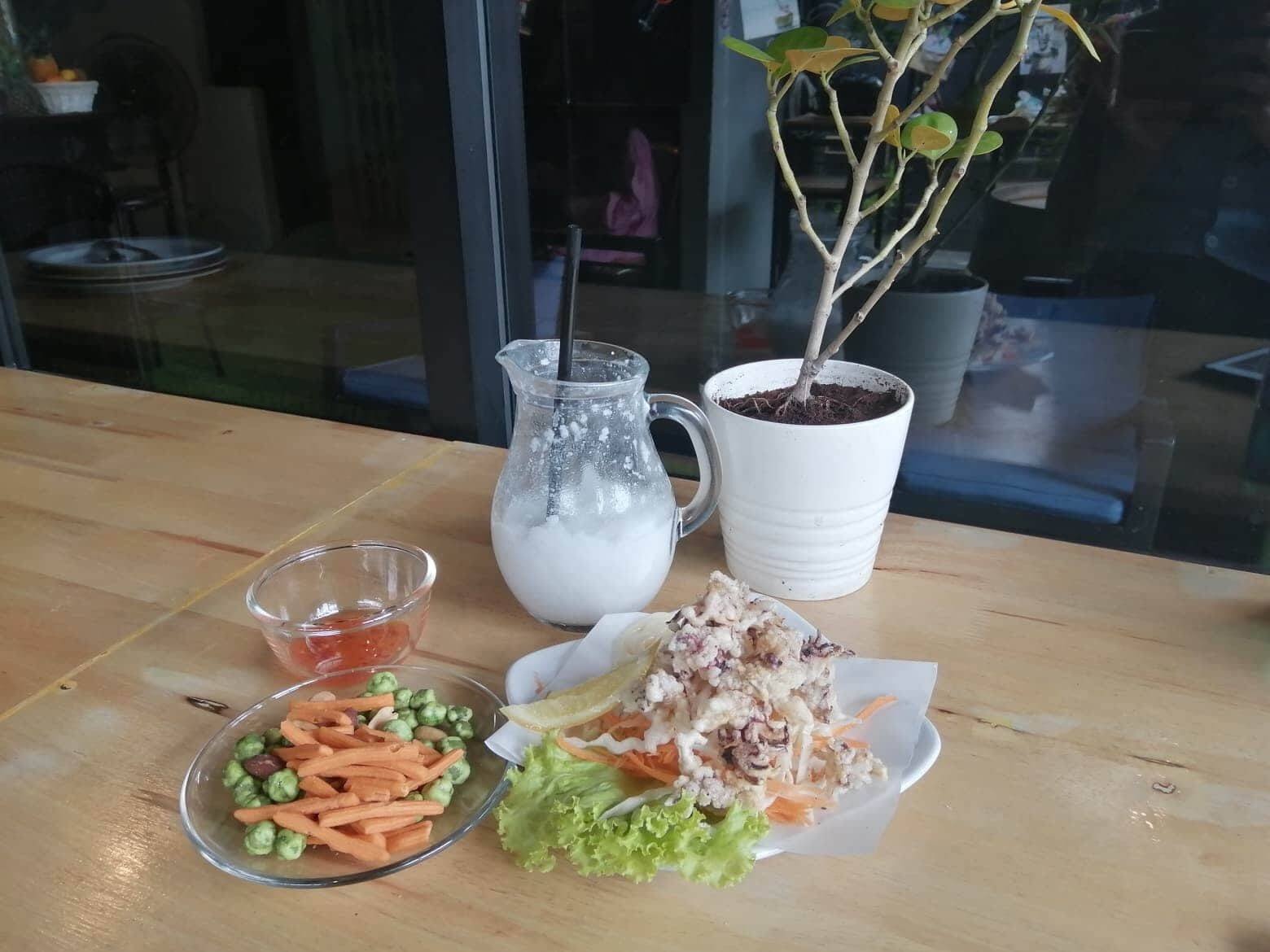 รีวิว MD Cafe & Bar (เอ็ม.ดี.คาเฟ่ แอนด์ บาร์) - อาหารถูกปากดีค่ะ น้ำผลไม้รสชาติใช้ได้ ร้านหาไม่ ...