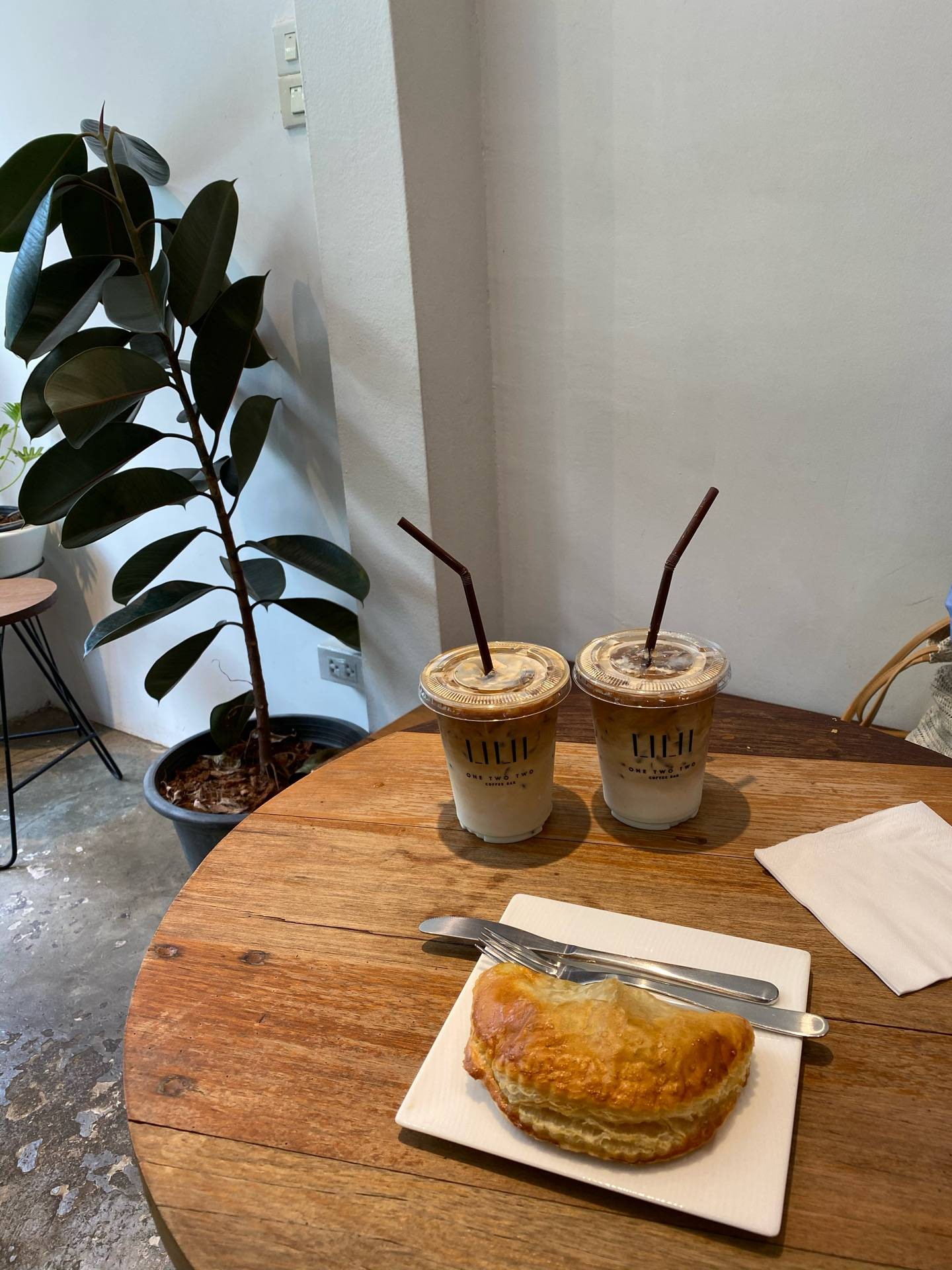 รีวิว One Two Two Coffee Bar Srinakarin. - กาแฟโดนสุดแถว Paradise และ ...