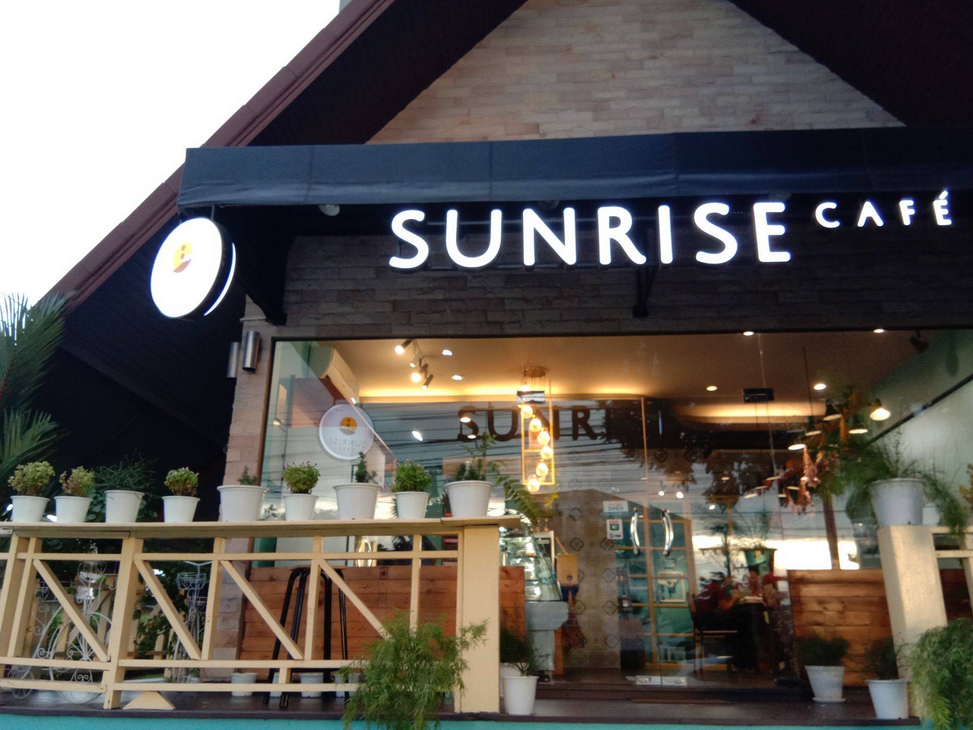 รีวิว Sunrise Cafe' Sunrise Cafe Pattaya - ขนมญี่ปุ่นงานดี