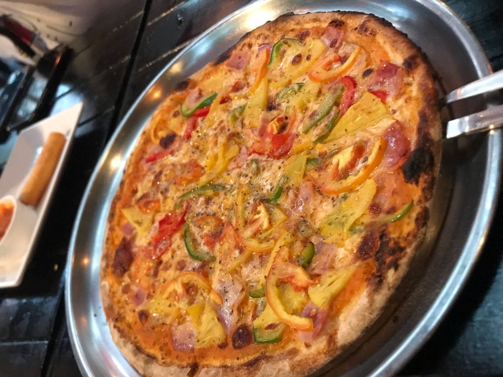 รีวิว Little Red Oven (Koh Mak Pizza) - แป้งทำมือ พิซซ่าแป้งบาง อบเตาถ่านยักษ์ ซอสทำเอง ทานร้อนๆ ...