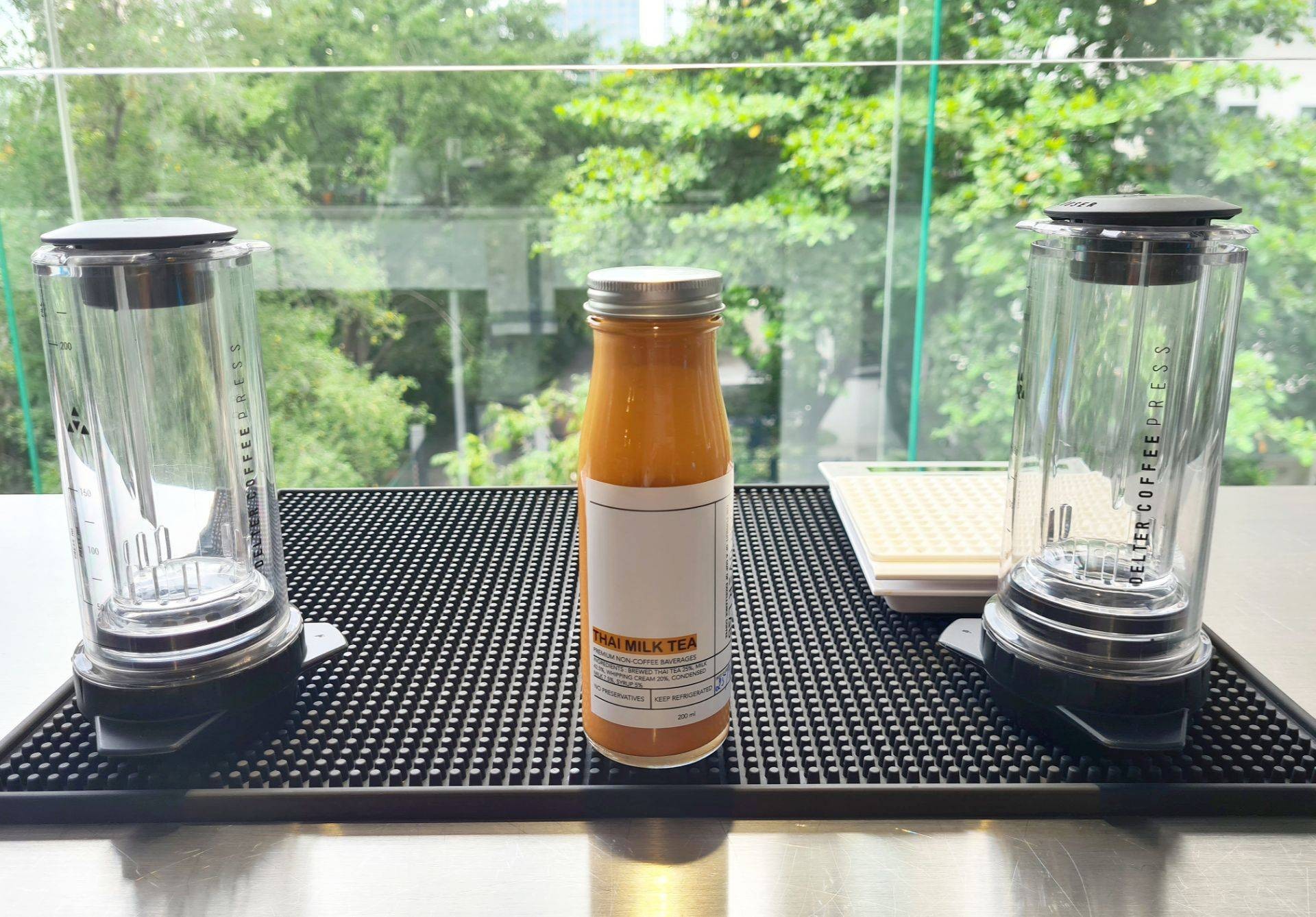 รีวิว POUR OVER LAB Siam Discovery ชั้น 1 - คาเฟ่สไตล์แลปทดลองเก๋ๆในสยามดิส