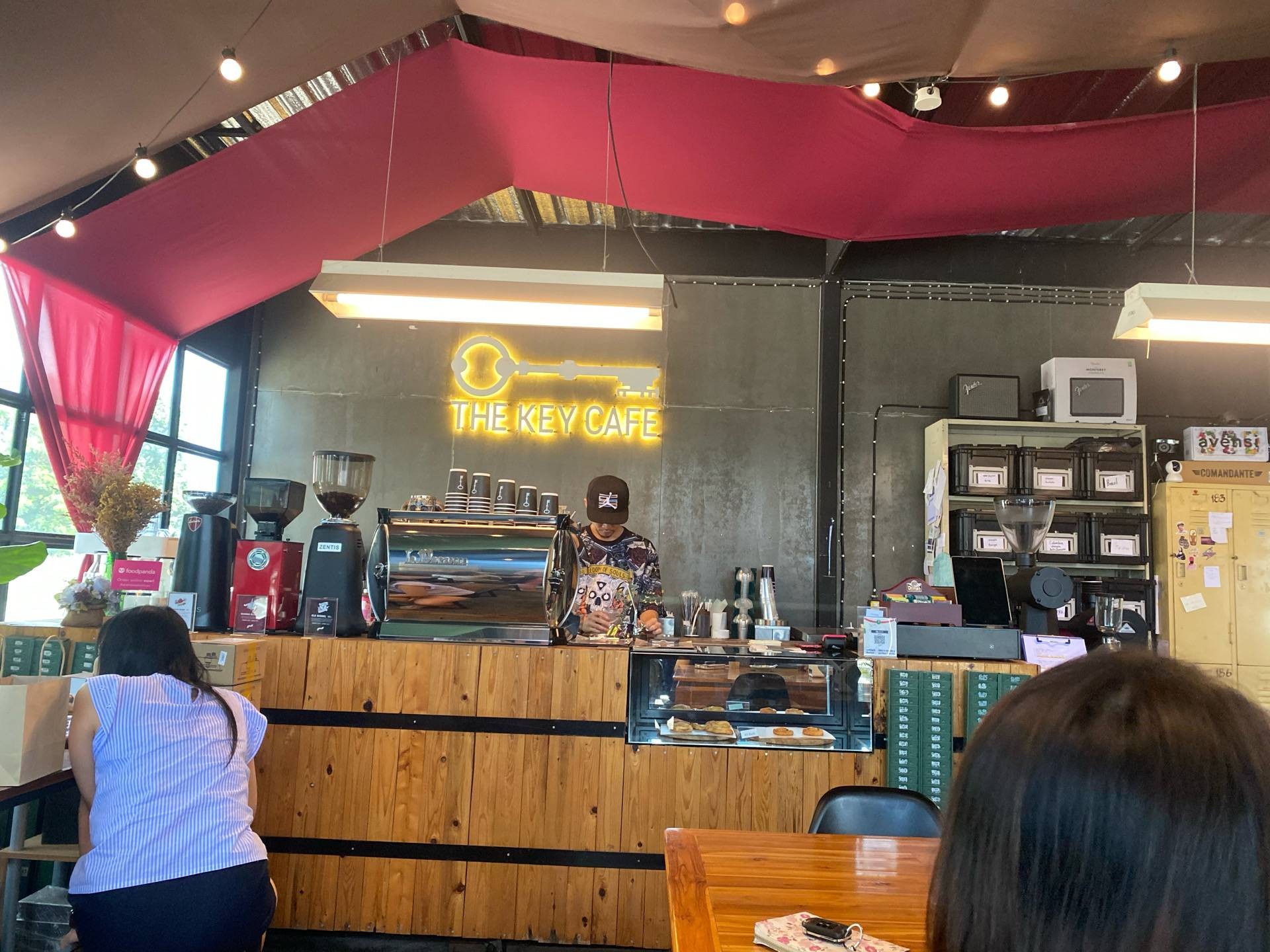 รีวิว THE KEY CAFE AND BISTRO - กาแฟดี ปลั๊กในร้านเยอะ