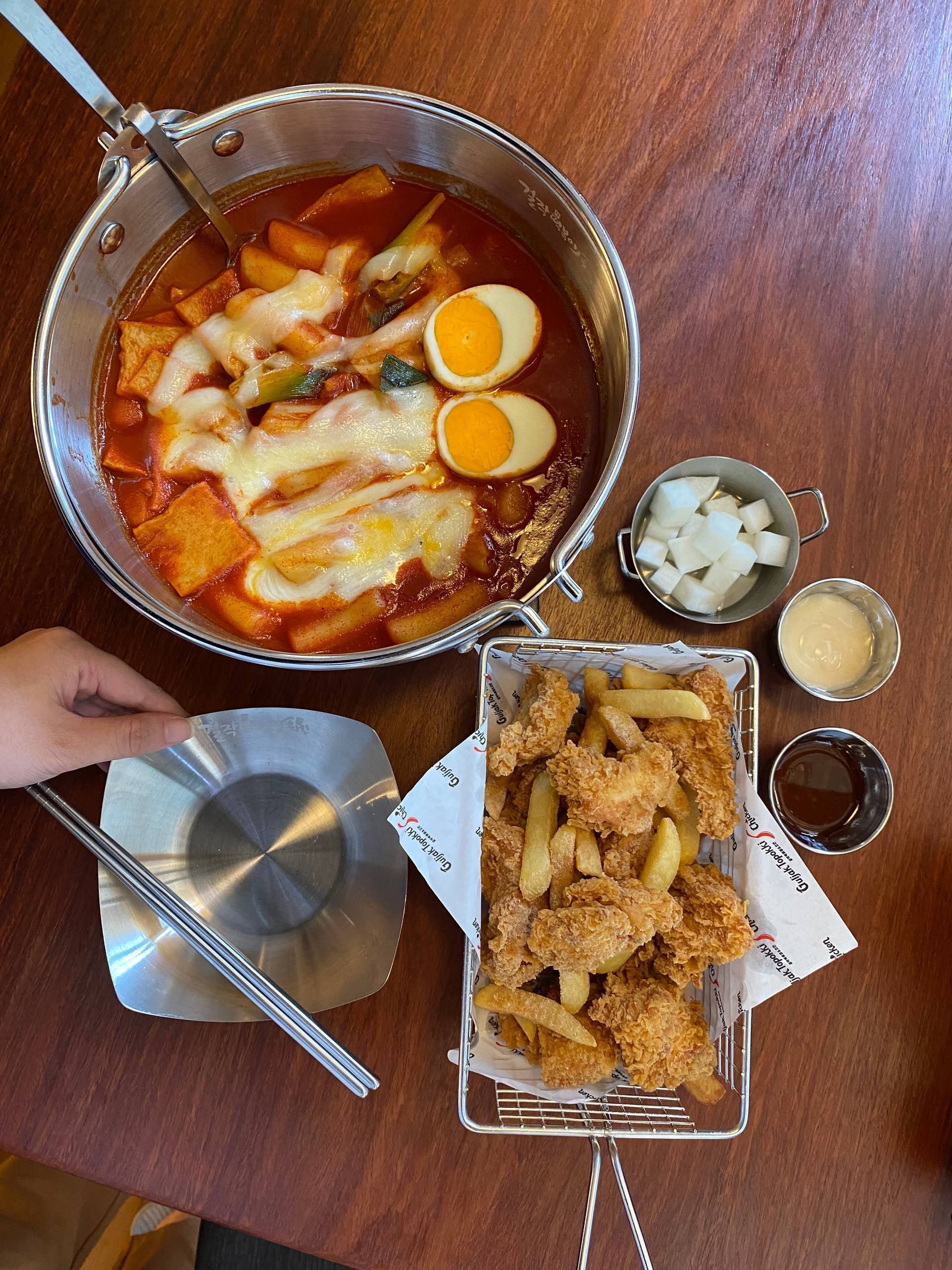 รีวิว Guljak Topokki Chicken Central Chidlom - สายเกาหลีคิดว่าไม่น่า ...