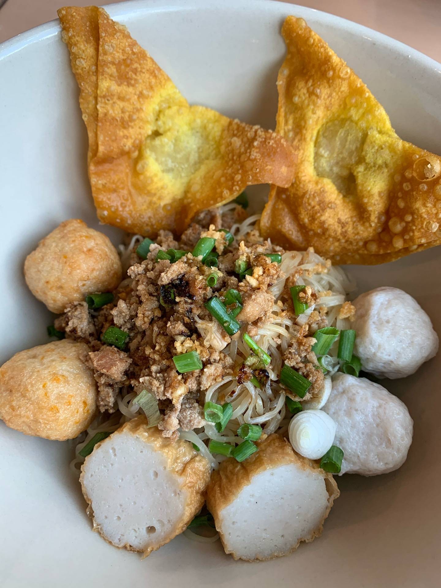 รูป ก๋วยเตี๋ยวลูกชิ้นปลายูยู่ (No MSG) Yuyu fish ball noodle อาคารมณียา ...