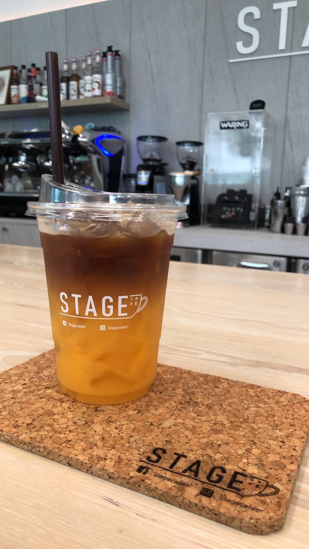 รีวิว STAGE Cafe - ดีมากครับ ขนมอร่อย กาแฟดี ครับ ร้านกว้าง ตกแต่งสวยดีครับ