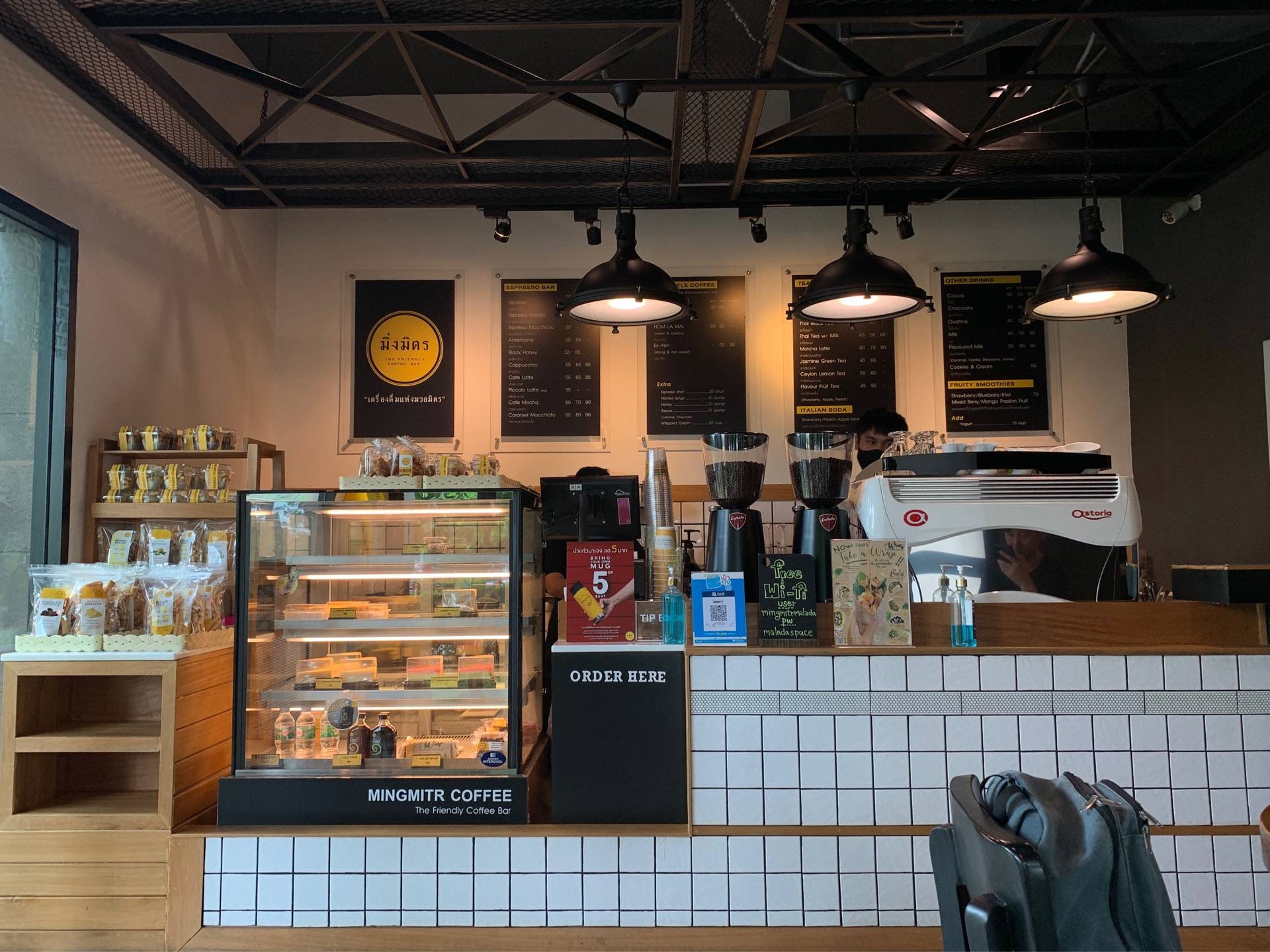 รีวิว มิ่งมิตร คอฟฟี่ Malada Space - ที่นั่งเยอะร้านน่ารักดีค่ะ