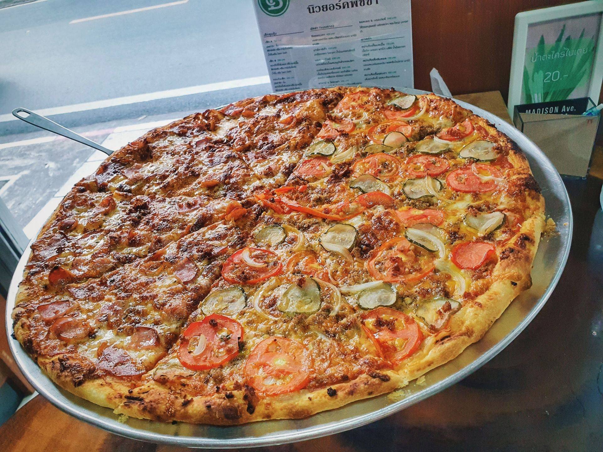 Bacon cheeseburger / carnivores 18" • ดีงาม ร้าน Chef Bing Pizza ซอย ...