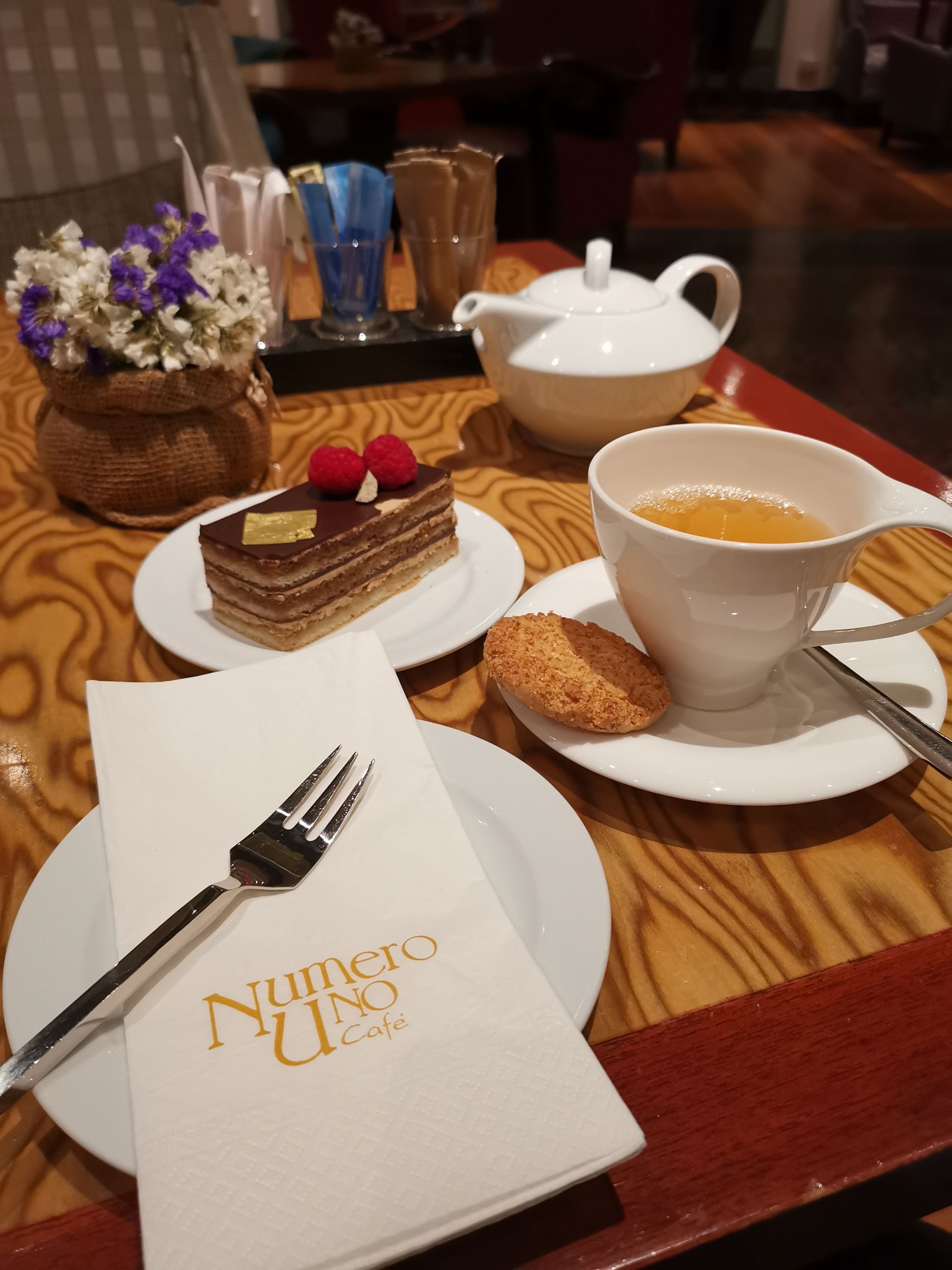 รีวิว Numero Uno - หลังจาก ทานอาหารมันๆ หรือ เผ็ดๆ แวะมานั่งพัก ใน cafe ...