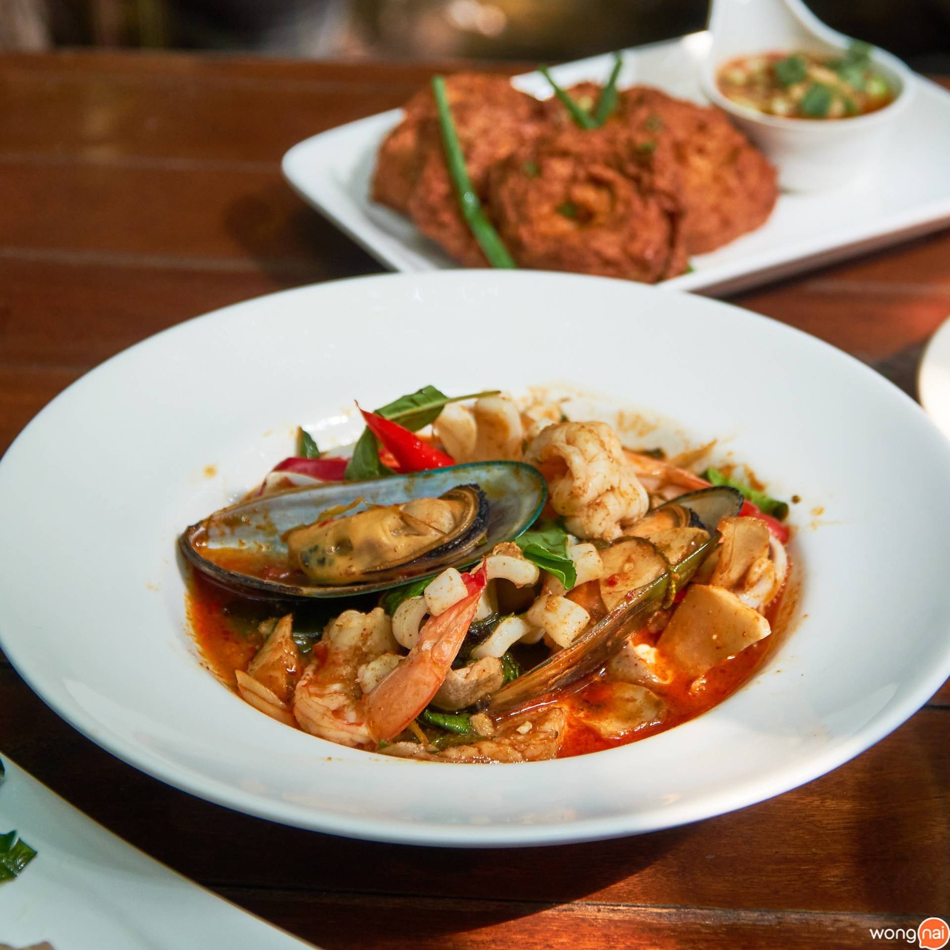 โป๊ะแตกผัดแห้ง • วัตถุดิบสดใหม่ทุกวัน นำไปผัดกับเครื่องแกงเข้มข้นจนได้ ...